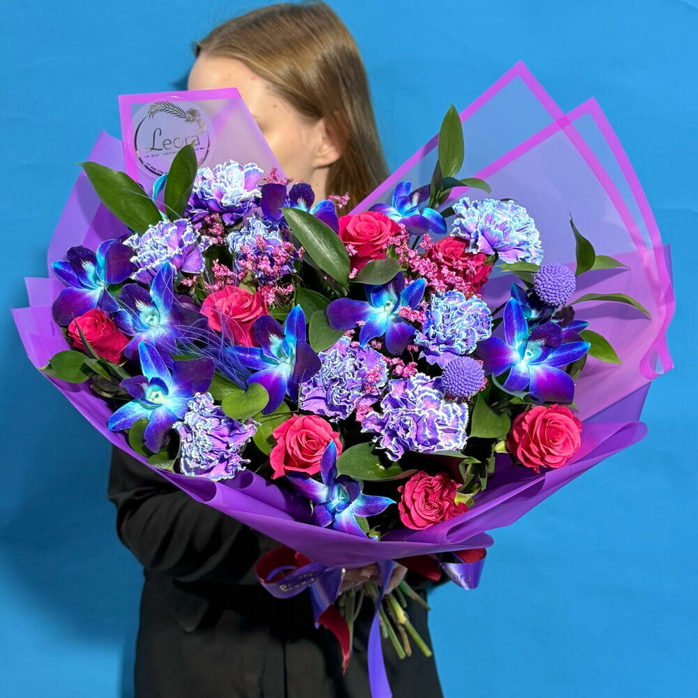 Букет Яркие розы и космическая Орхидея. Авторский букет T528. Leora Flowers дом цветочной моды