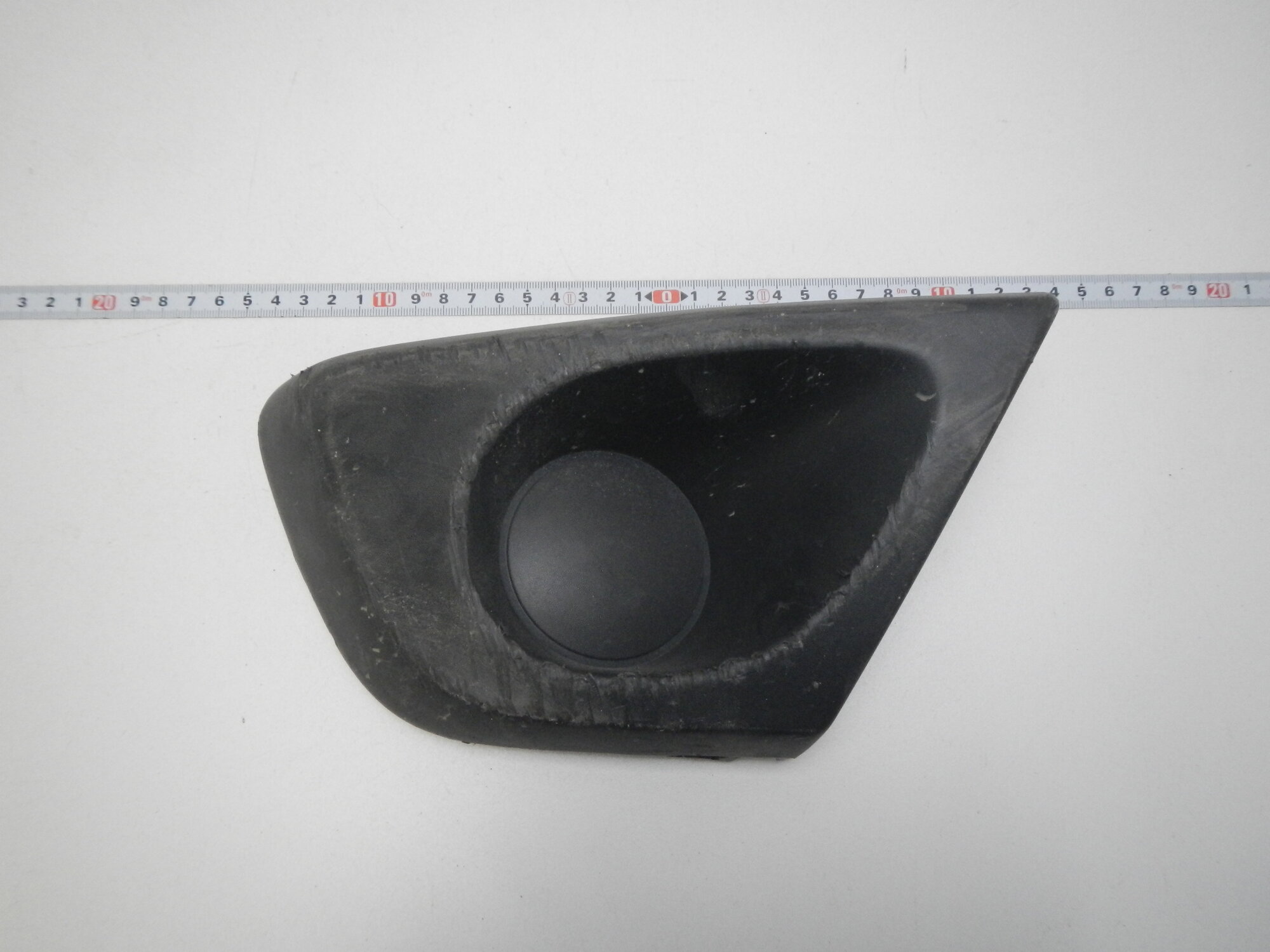 Б/У Рамка противотуманной фары правой, Renault (Рено)-DUSTER (12-20) RENAULT DUSTER (12-20) 14- Задиры. 636035 RENAULT ар...