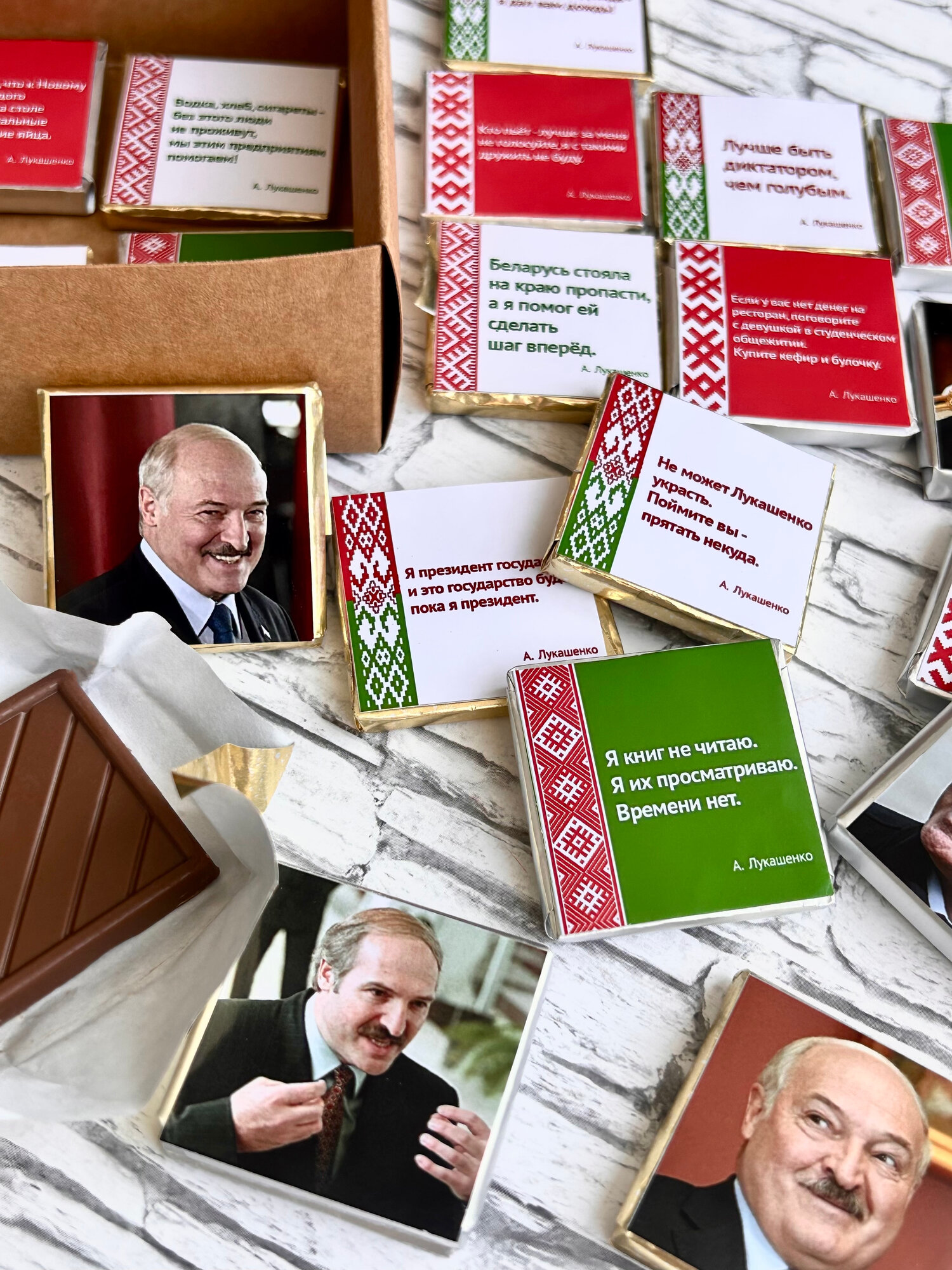 Александр Лукашенко набор шоколадок с цитатами и портретами 28 штук