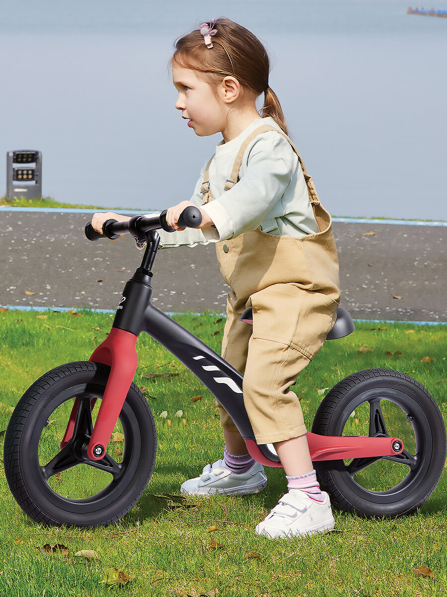 Беговел для детей Hape "Мой первый транспорт", красный, E1207_HP