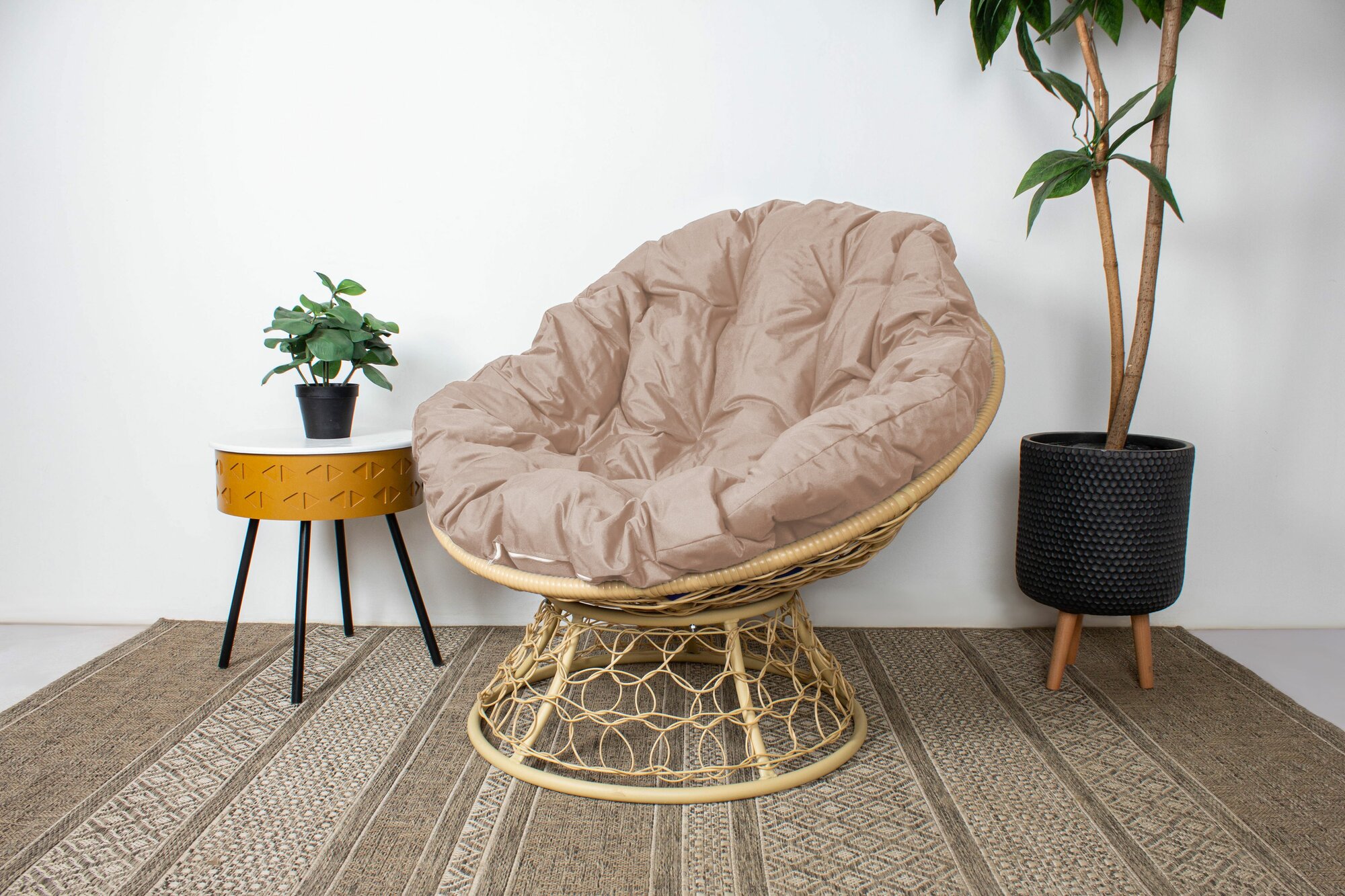 Кресло папасан с ротангом бежевое, бежевая подушка