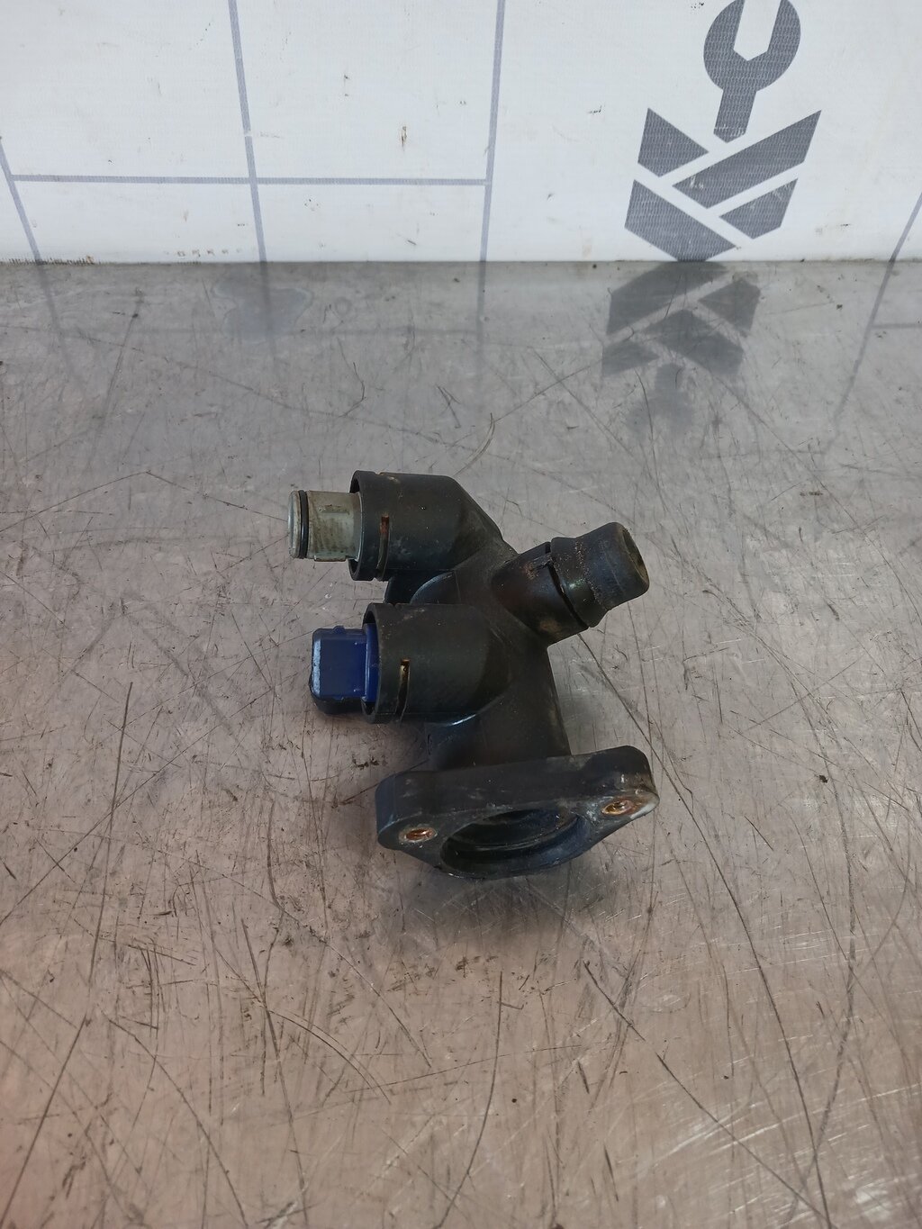 Фланец двигателя системы охлаждения Audi A6 (C4) 1994-1997