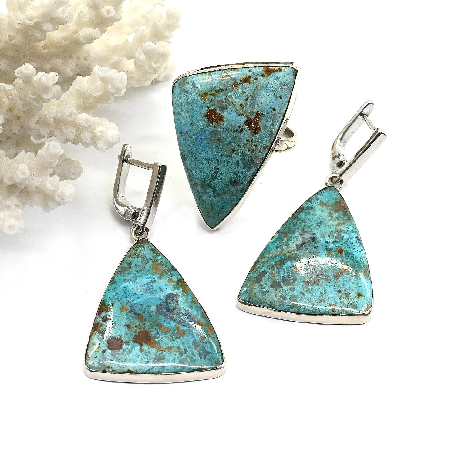 Комплект бижутерии: серьги, кольцо, хризоколла