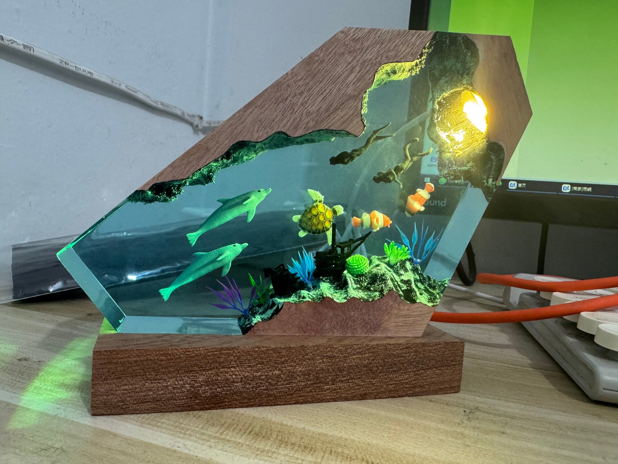 Ночник морской мир с красивой графикой животных и морских обитателей: кашалоты, акулы, медузы и дельфины