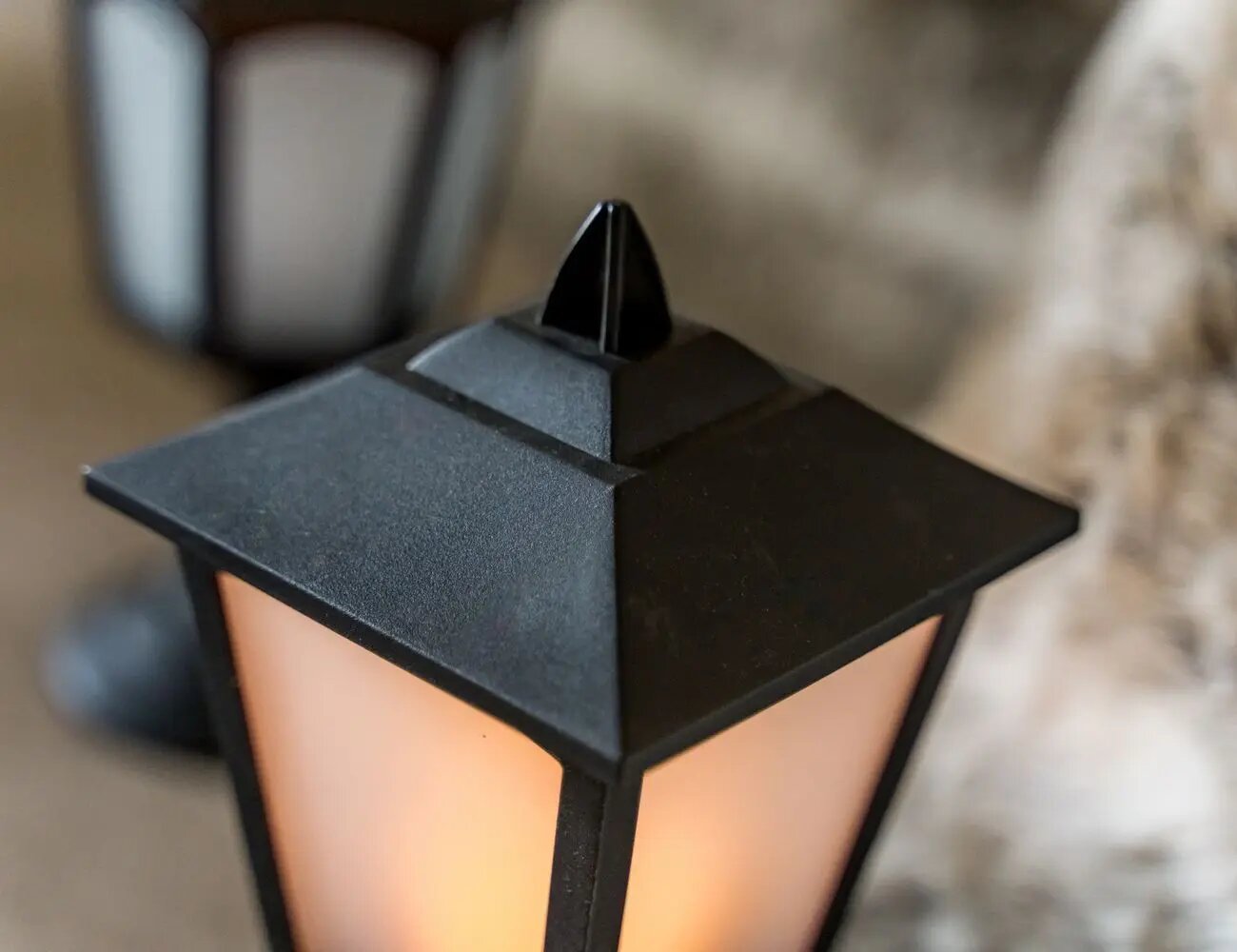 Декоративный светильник-фонарик брюгге-фир (четырёхгранный), чёрный, тёплые белые LED-огни, эффект живого пламени, 27 см, таймер, батарейки, Koopman International