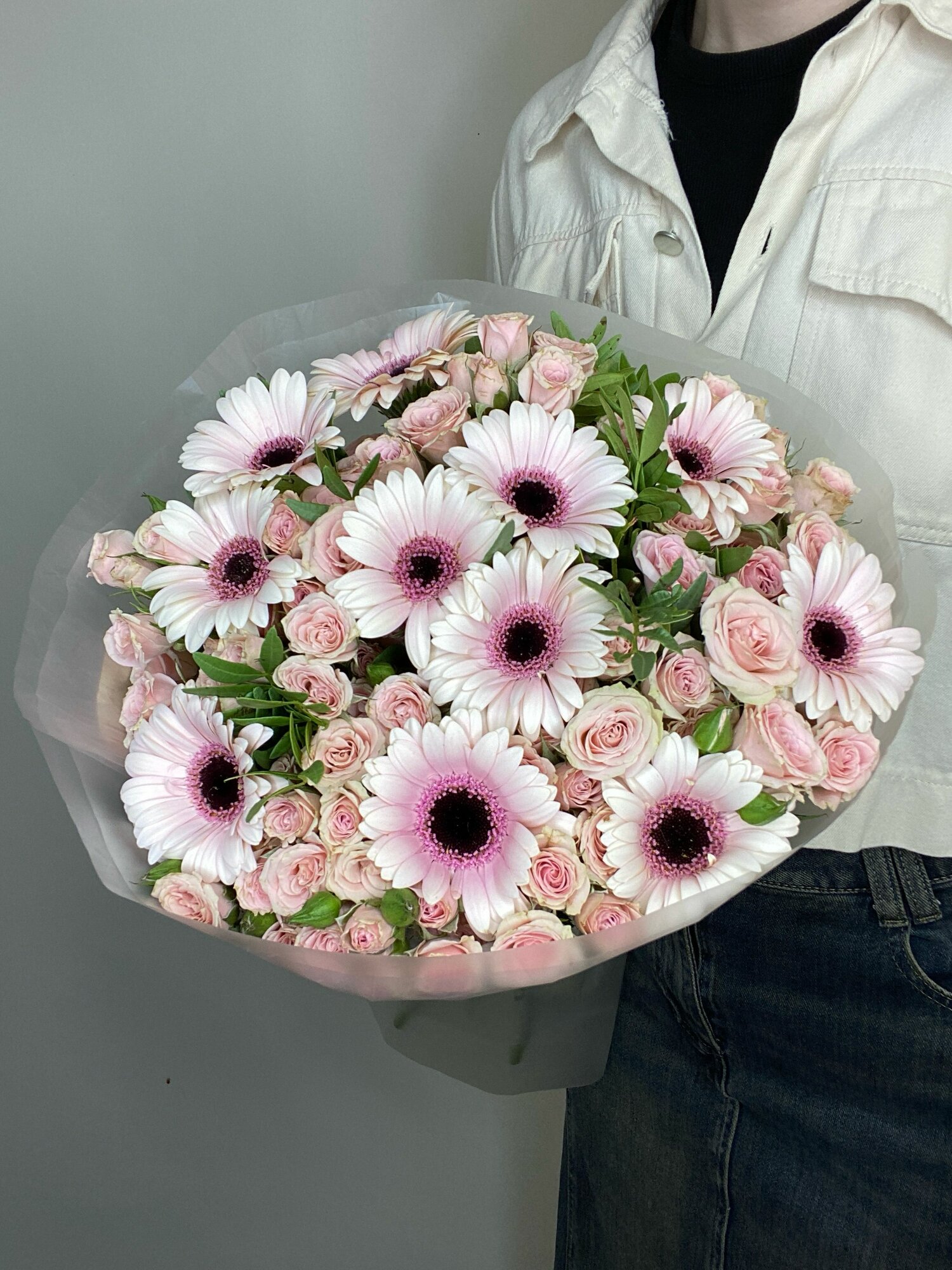 Герберы с розами