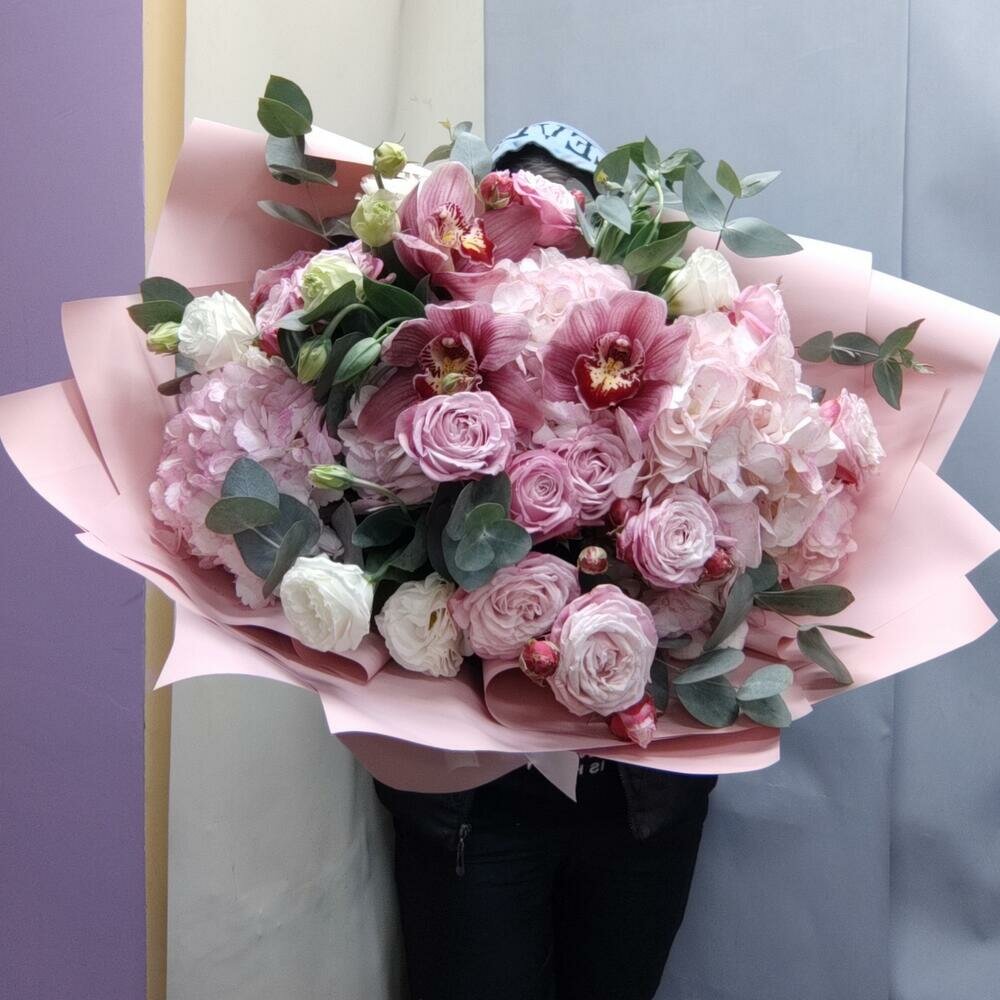 Букет из гортензии, орхидеи, кустовой пионовидной розы, эустомы