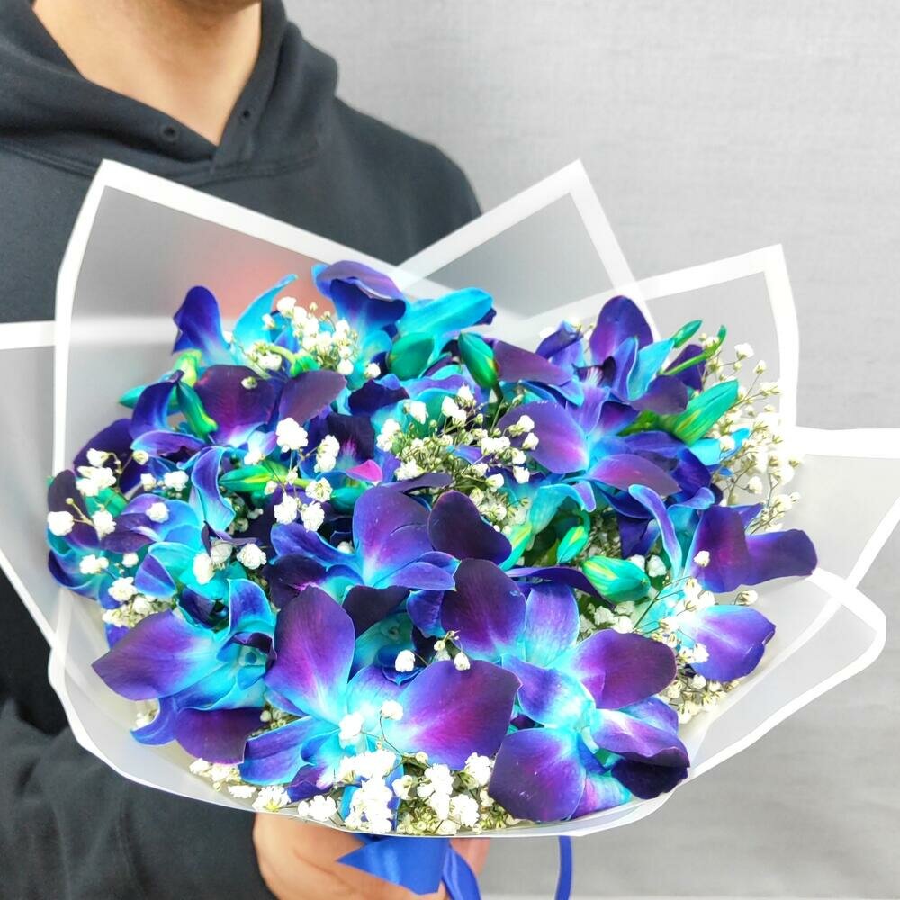 Букет "Звездная Магия", из синих орхидей дендробиум и гипсофилы