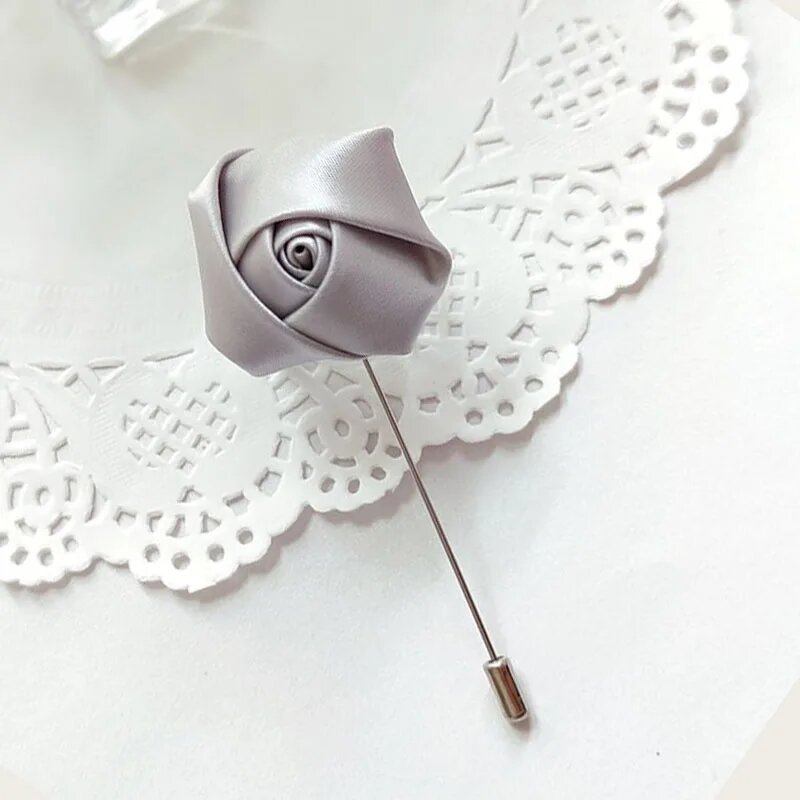 Красные бутоньерки из полиэстера