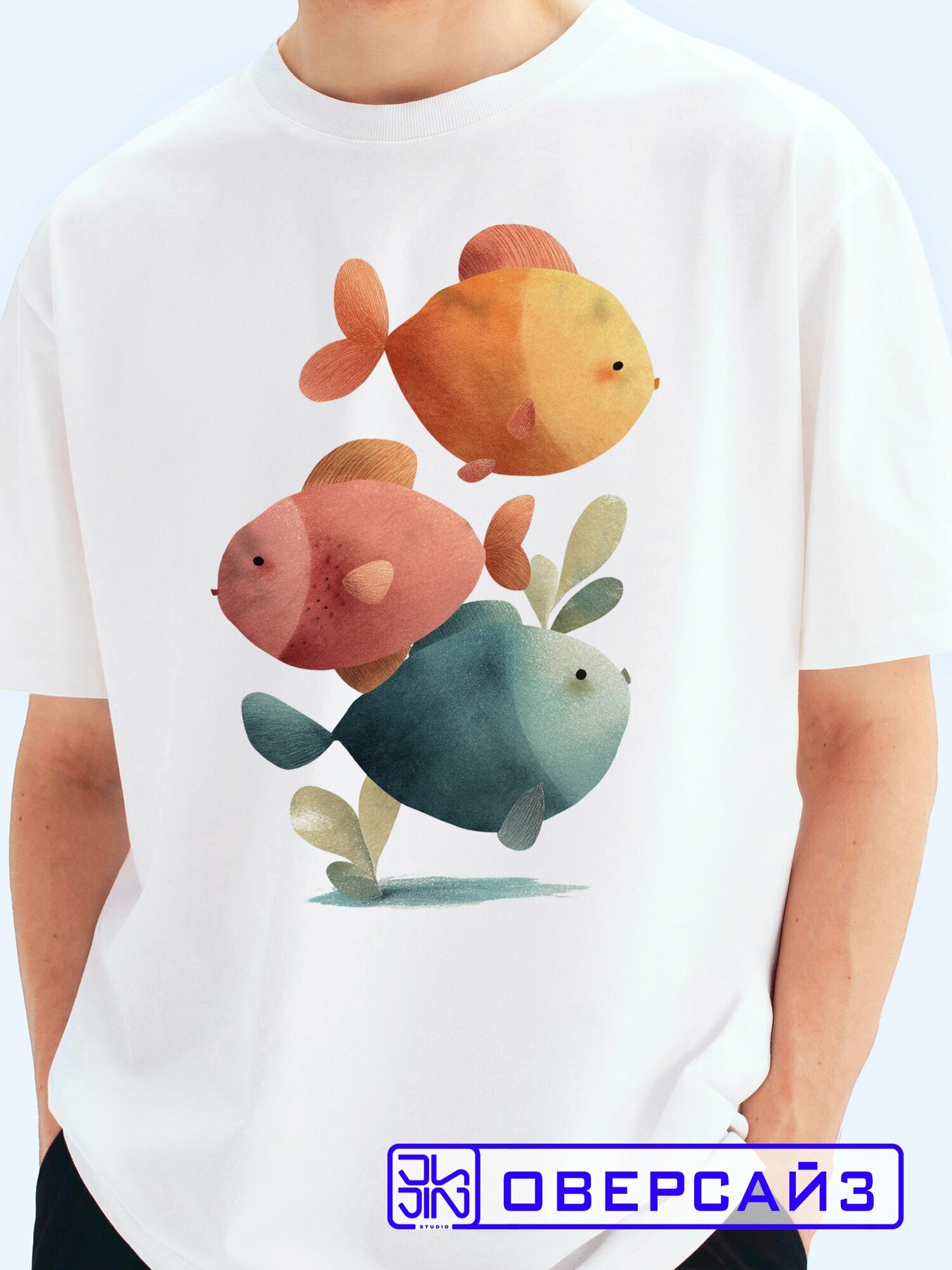 Футболка оверсайз мужская с принтом Бирюзовая, оранжевая и розовая рыба в морской волне с зелеными водорослями, белый хлопковый трикотаж с прикольным рисунком на груди