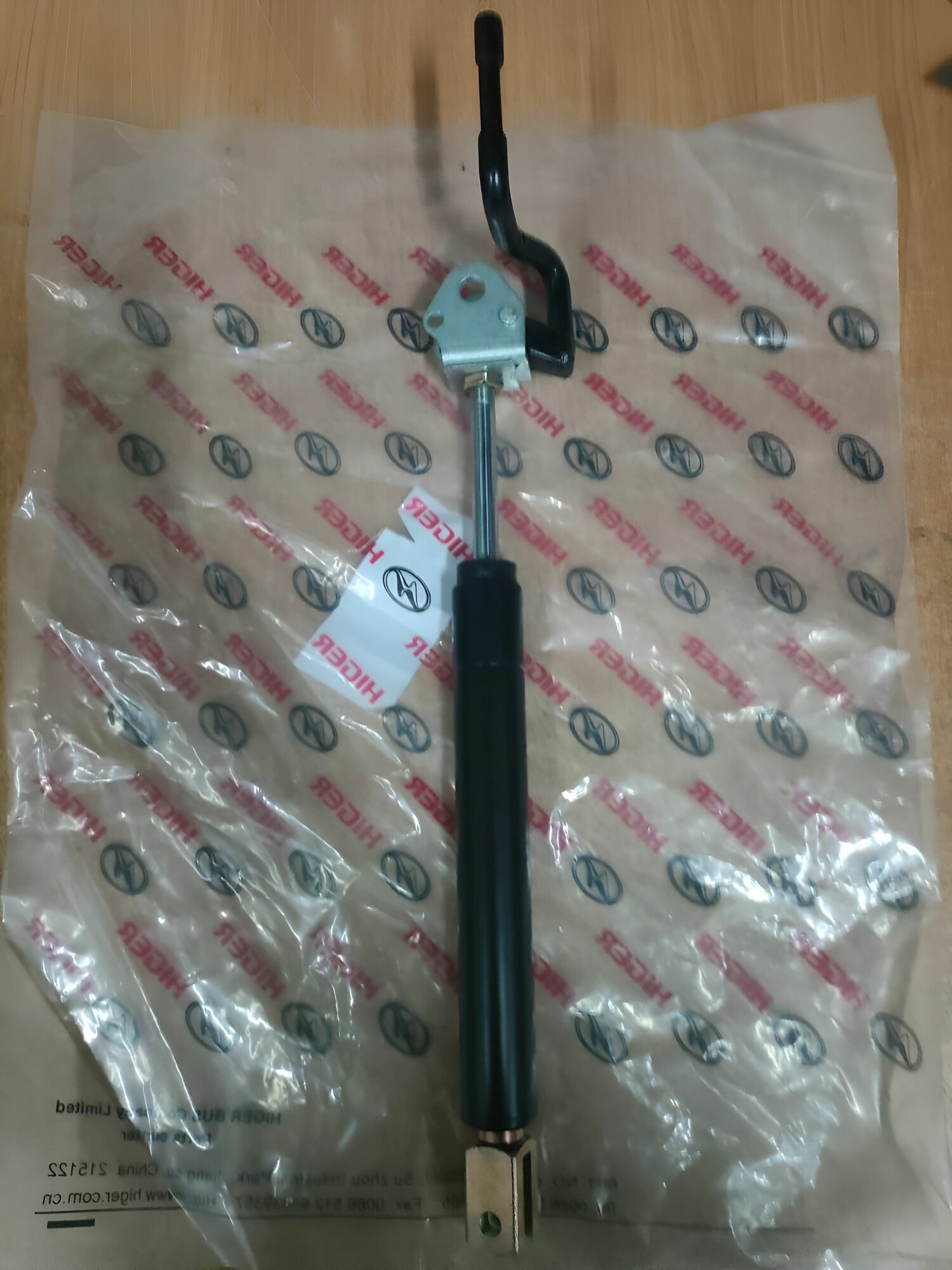 Амортизатор угловой HIGER 67E01-02506, для водительского сидения автобуса Higer 6885, черный