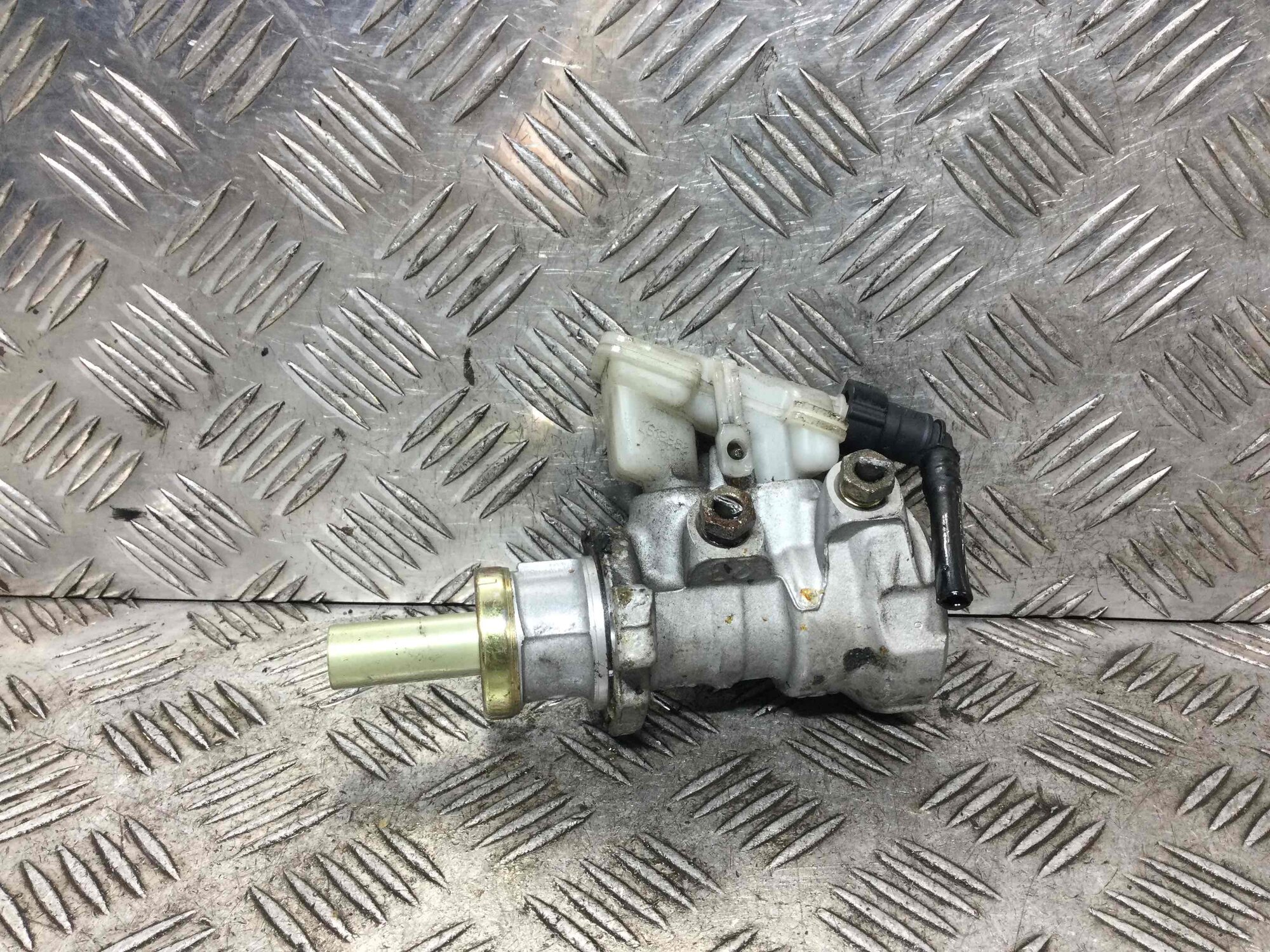 Б/У Цилиндр тормозной главный Ford Focus 1 поколение [рестайлинг] (2001-2005) 2004 г.