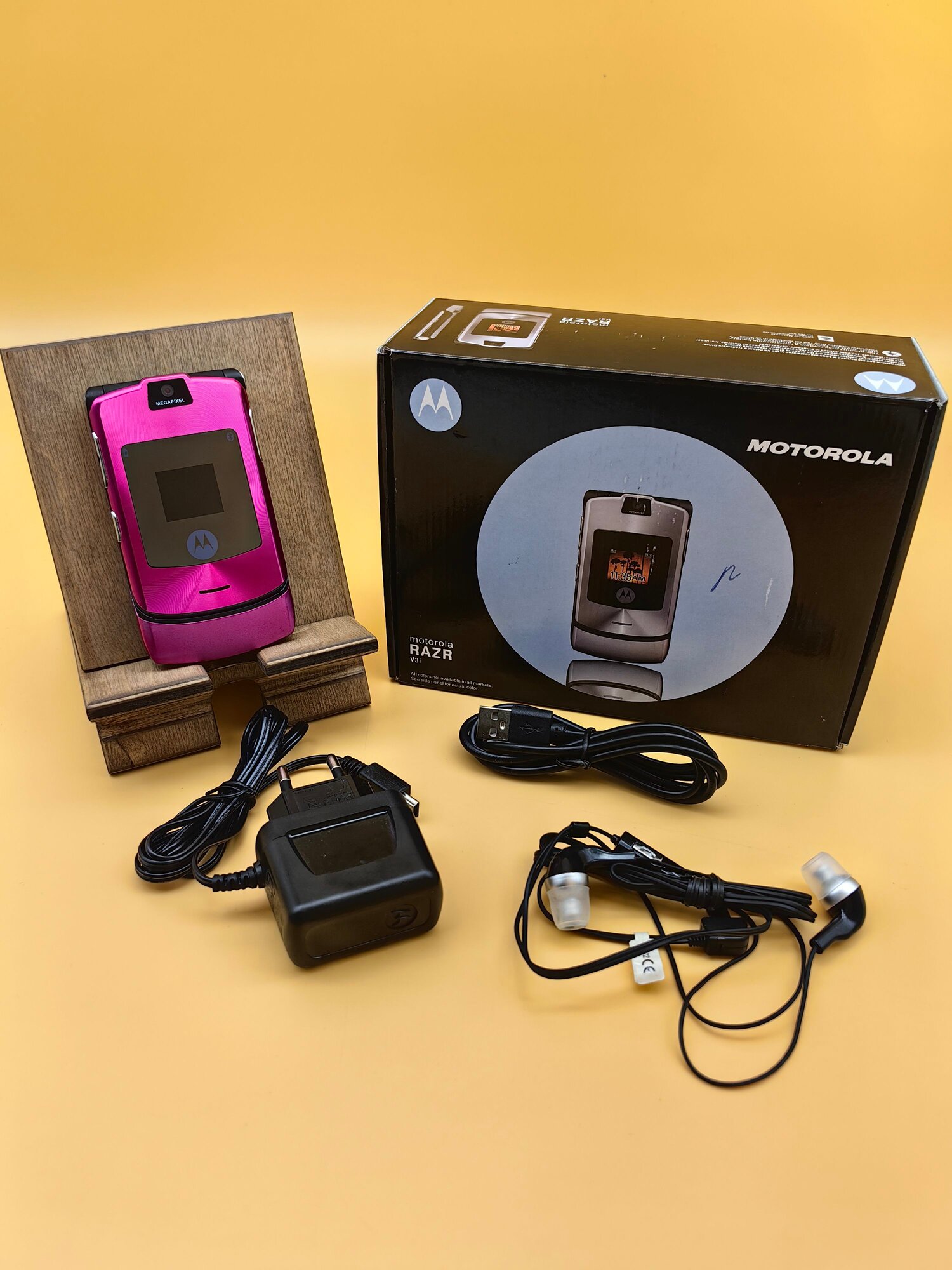 Мобильный кнопочный телефон раскладушка Motorola RAZR V3i, Розовый