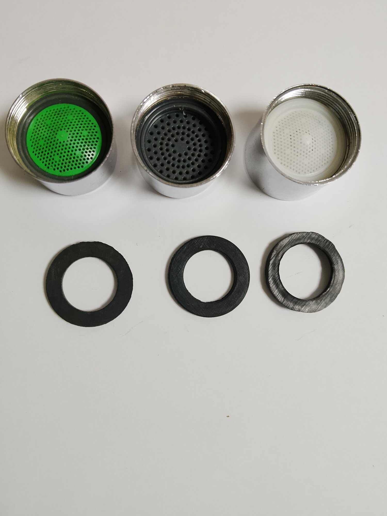 Фильтры для воды на смеситель диам. 22 , в комплекте 3 штуки.