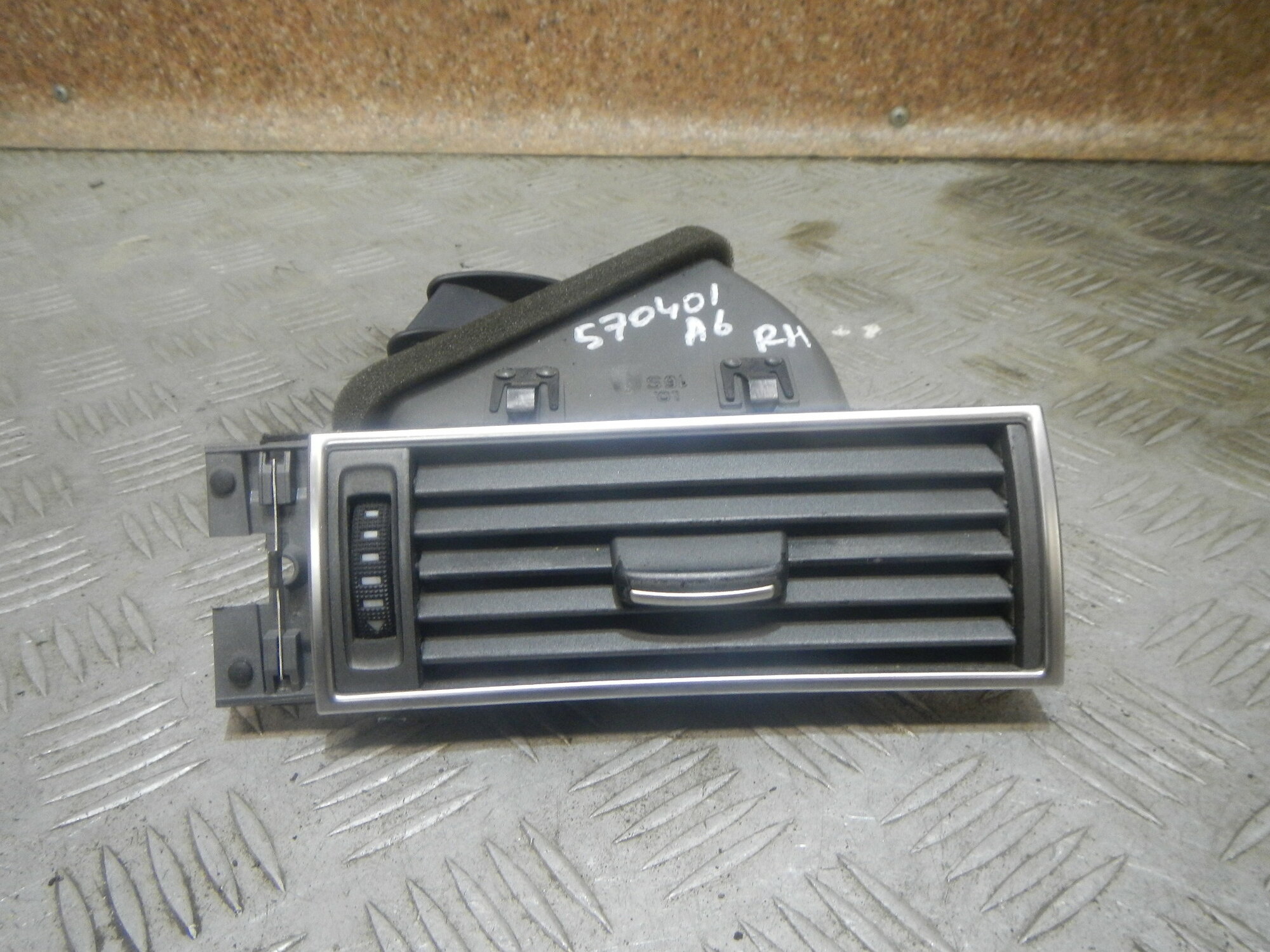 Б/У Дефлектор воздушный, Audi (Ауди)-A6 (C6) (05-11) AUDI A6 (C6) (05-11) правый Потертости, сломано крепление разъема. 5...