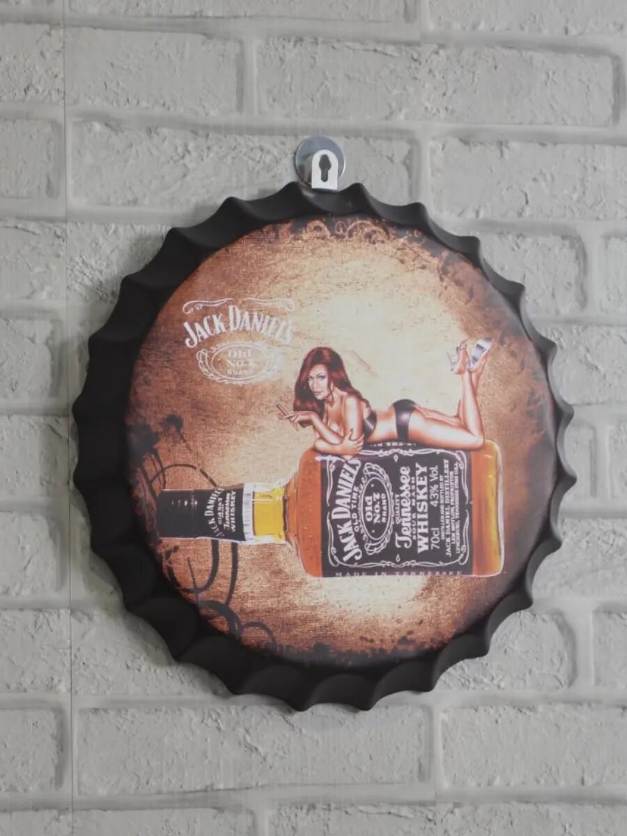 Панно из металла в виде пивной крышки