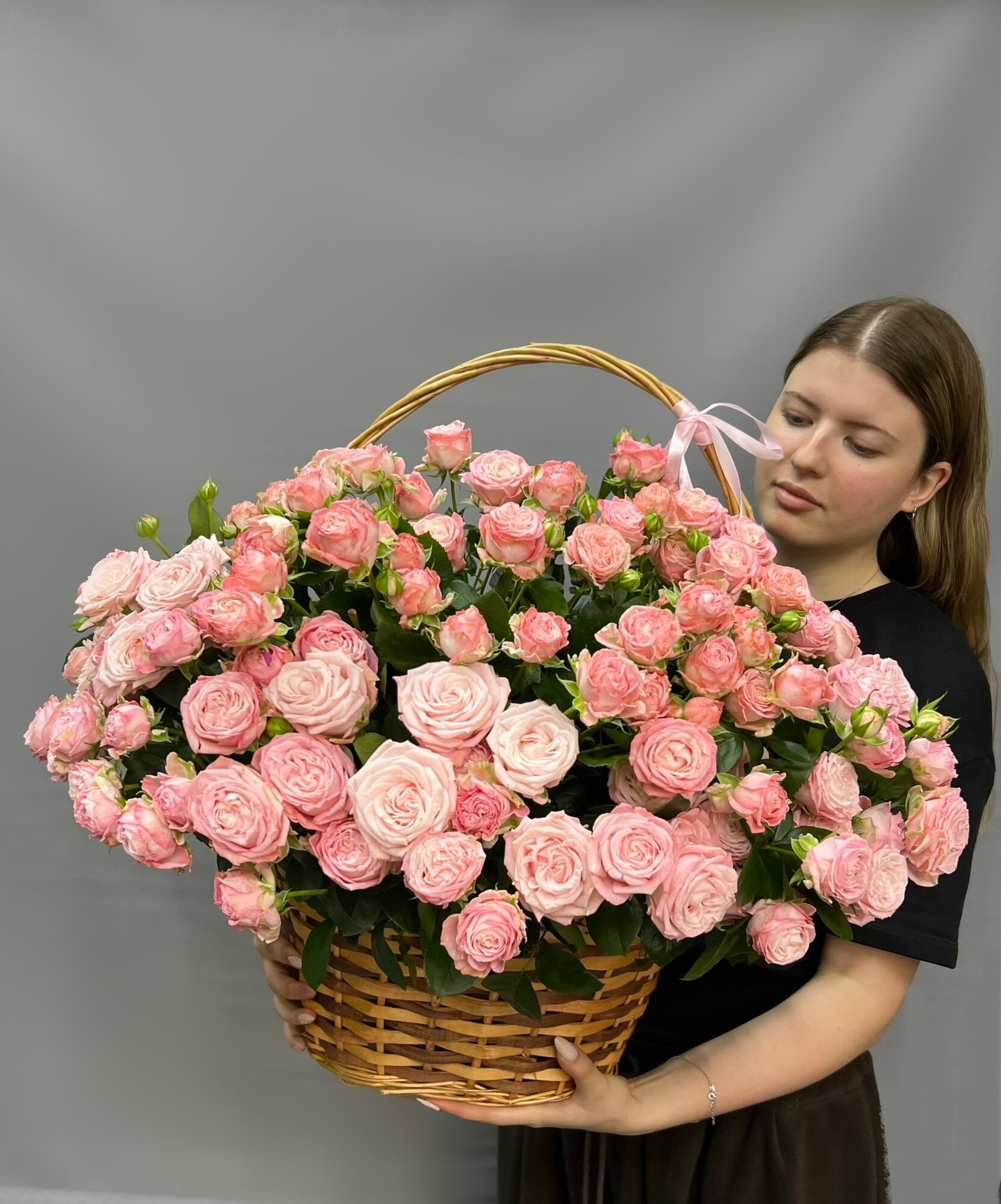 Корзина из кустовых пионовидных роз. 41 роза сорта Мисс Бомбастик в плетёной корзине