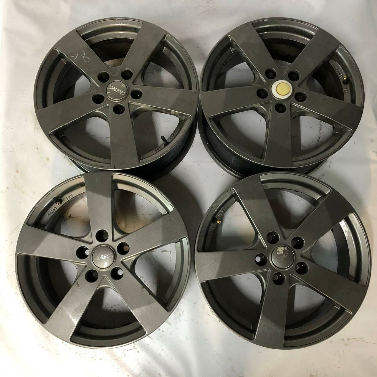 Колесные диски Dezent 17x7 PCD 5x114.3 D71.6 ET40 (Реплика)