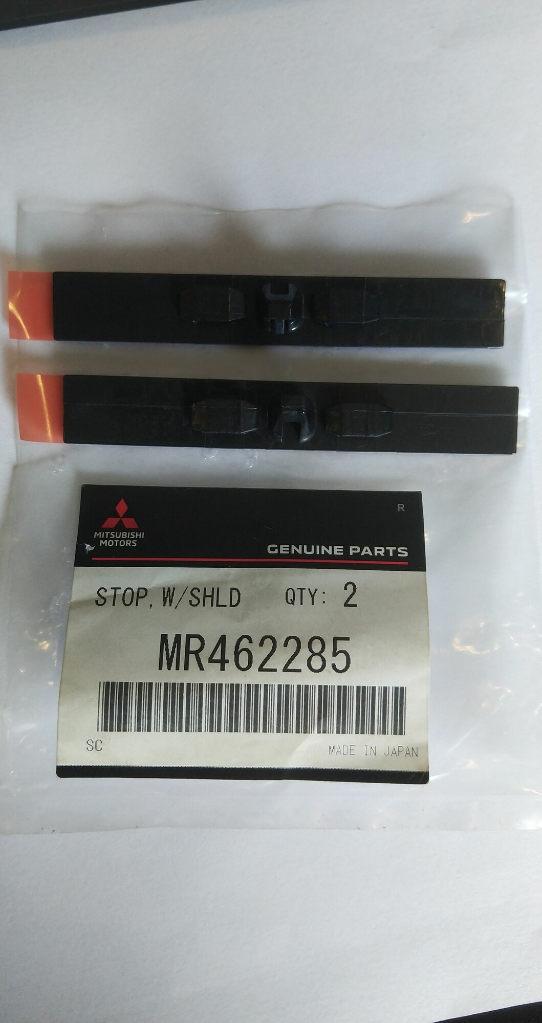 Фиксатор лобового стекла Mitsubishi MR462285 (комплект 2 шт.)