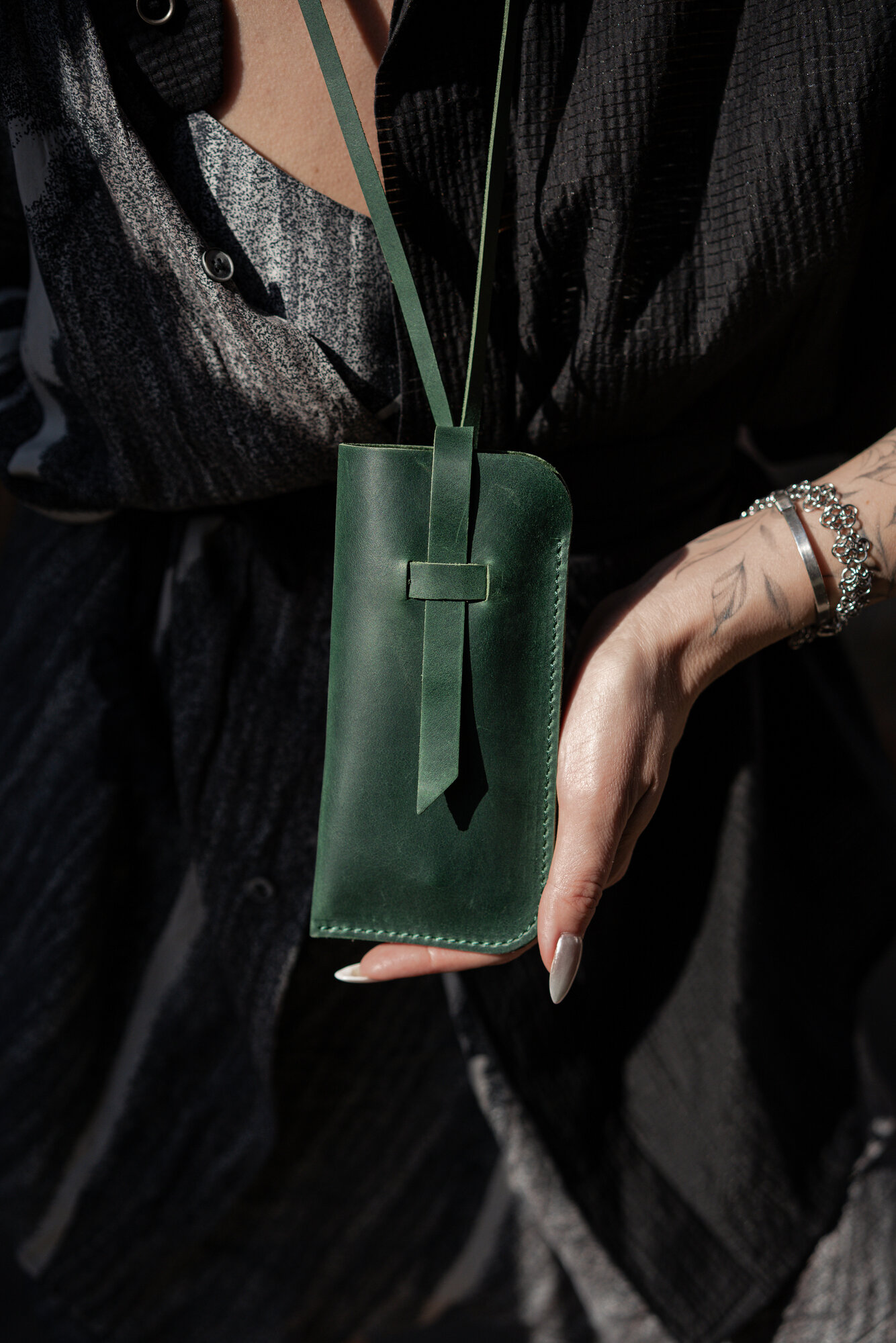 Кожаный мягкий чехол футляр для очков на шнурке/Очечник из натуральной кожи на шею