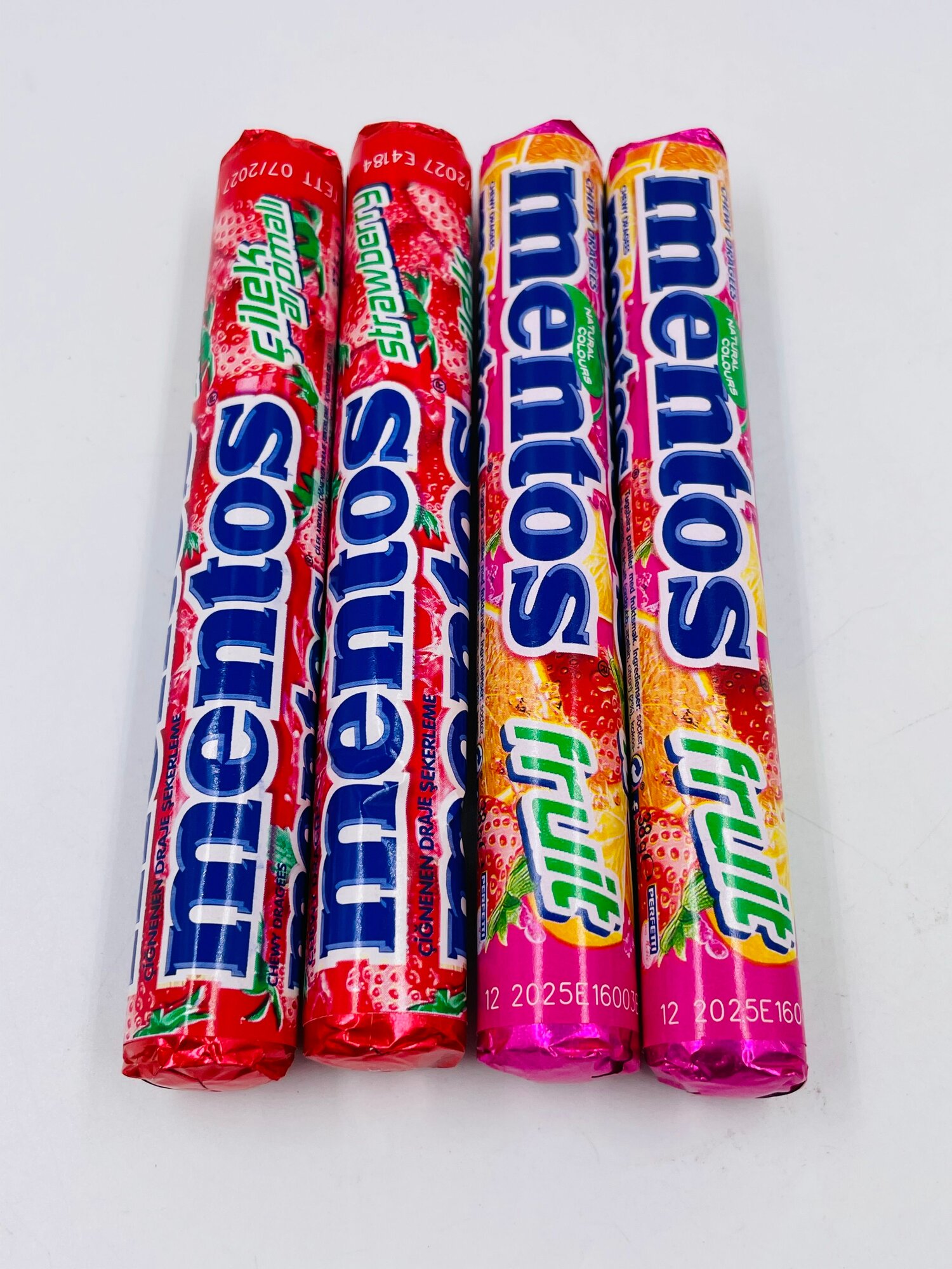 Mentos Жевательное драже микс - клубника и фруктовая смесь, 4 шт, 151 г