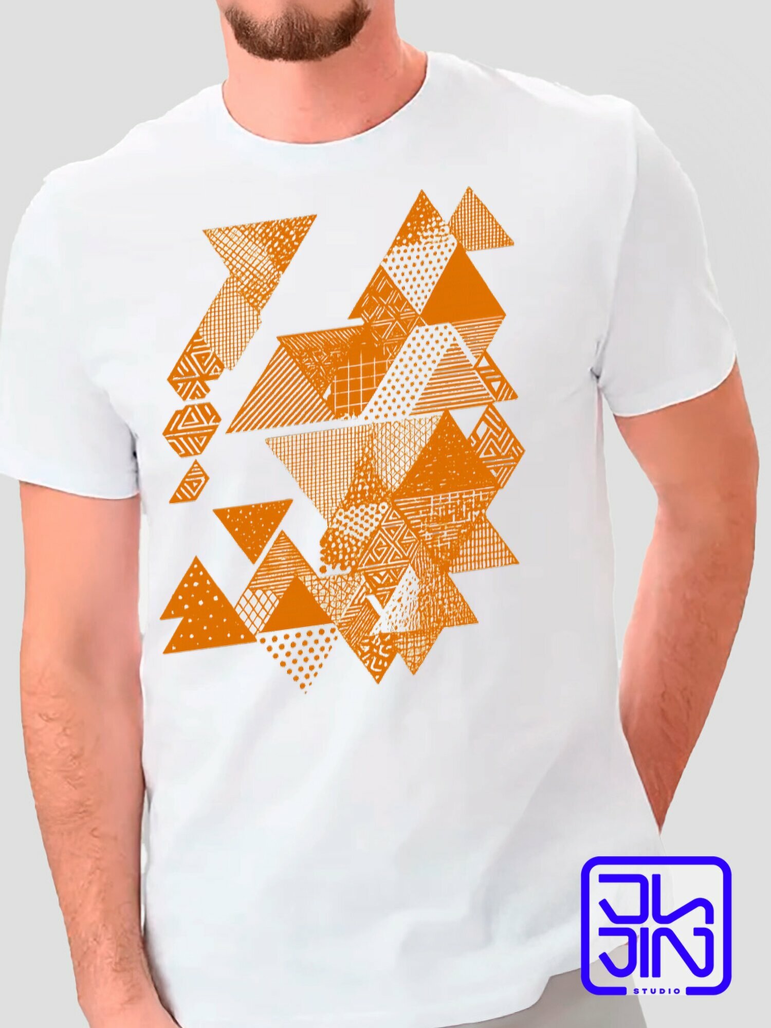 Футболка классическая мужская с авторским принтом Абстрактная оранжевая композиция с треугольником и белой геометрической полосой, белый хлопковый трикотаж с прикольным рисунком на груди