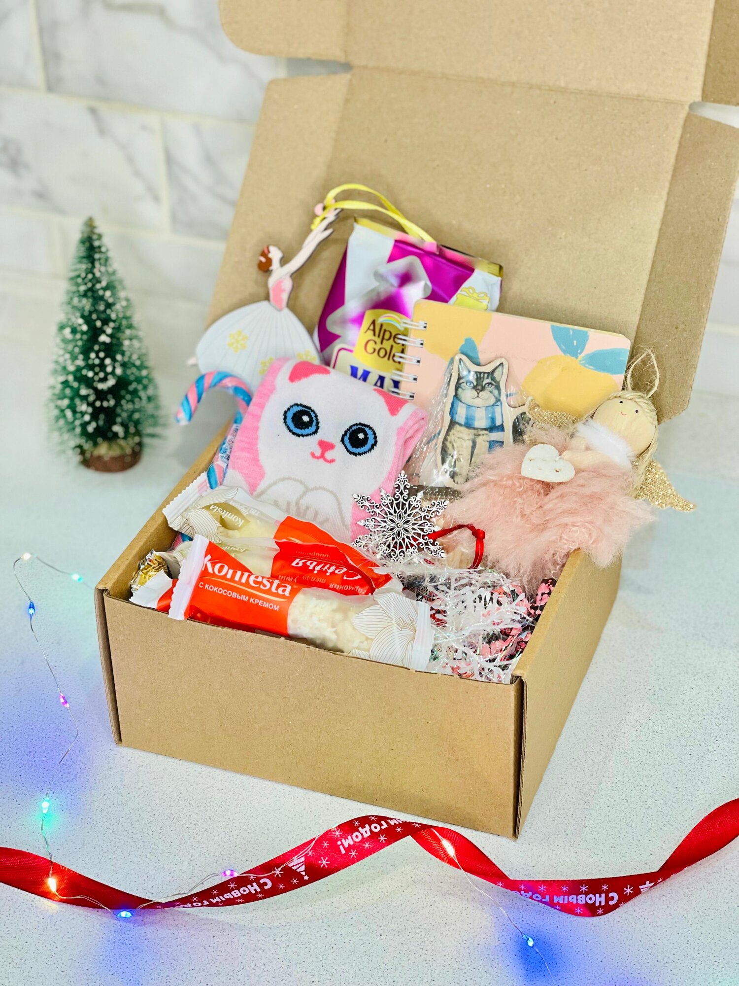 Новогодний подарок для ребёнка / подруги / подарочный набор со светильником и конфетами