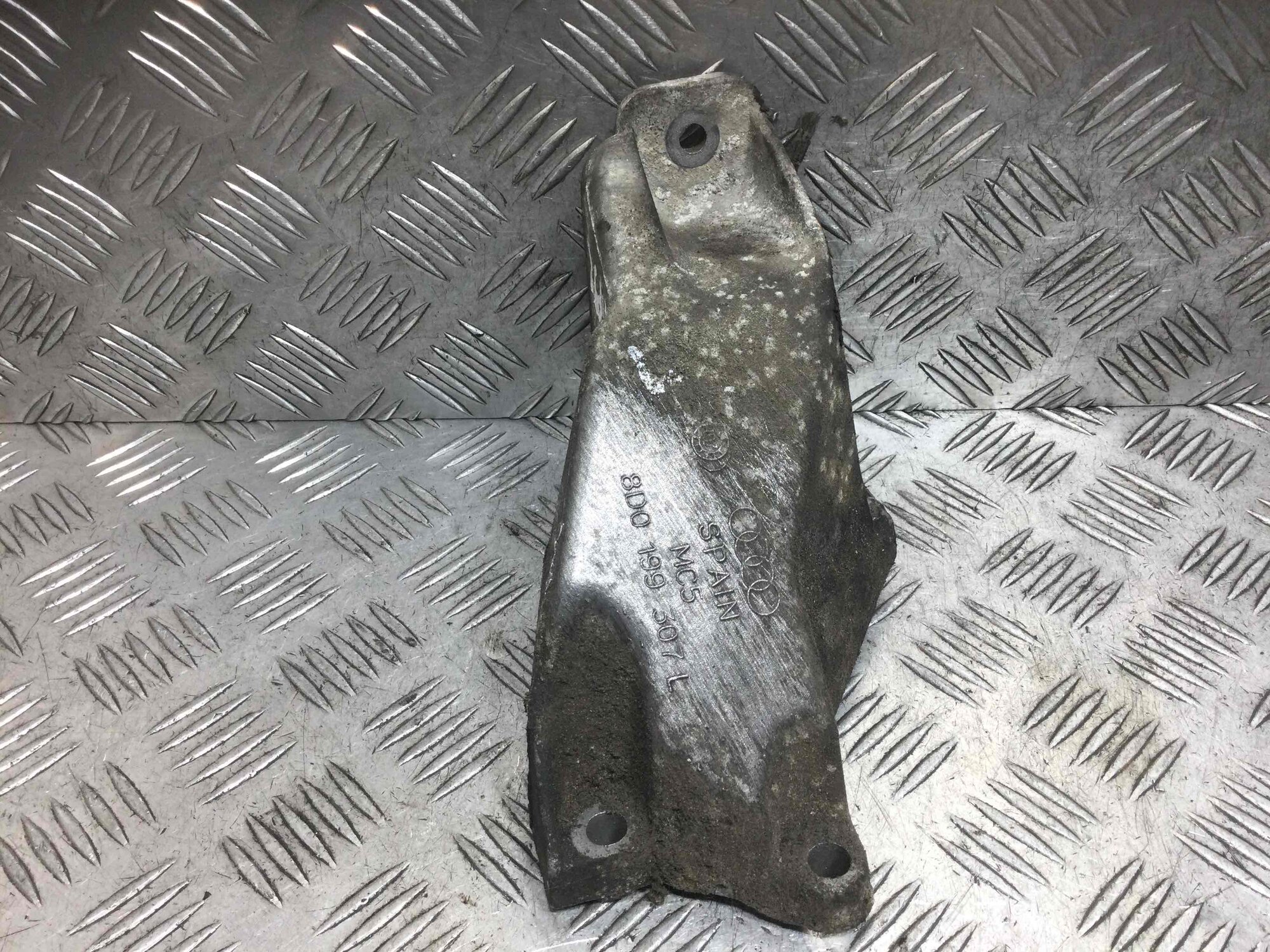 Б/У Кронштейн двигателя Volkswagen Passat B5 (1996-2000) 1999 г.