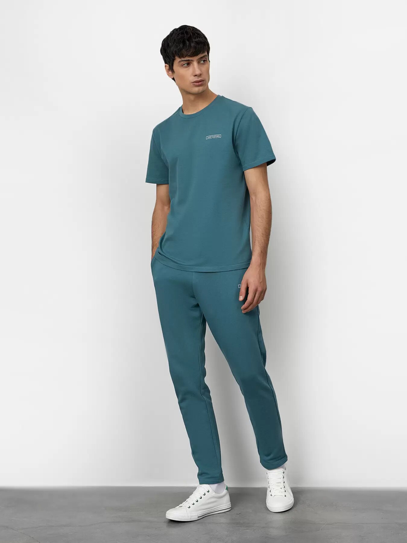 Брюки спортивные Бирюзовый. Декор термологотип. Карманы сбоку по шву 2 б/заст, сзади нет. Пояс резинка+утяг шнурок. Д