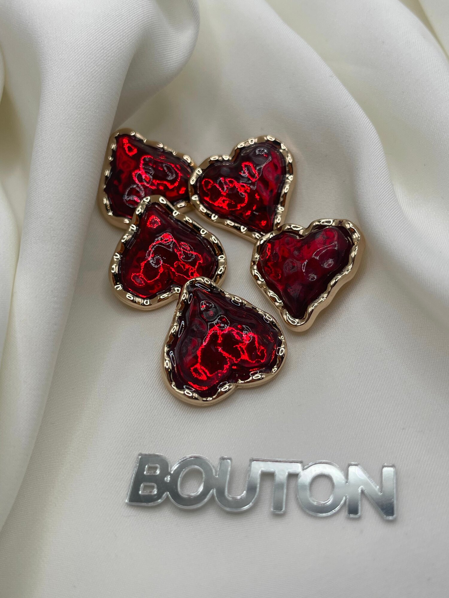 Пуговицы красные в форме сердца 22.5 мм, 5 штук