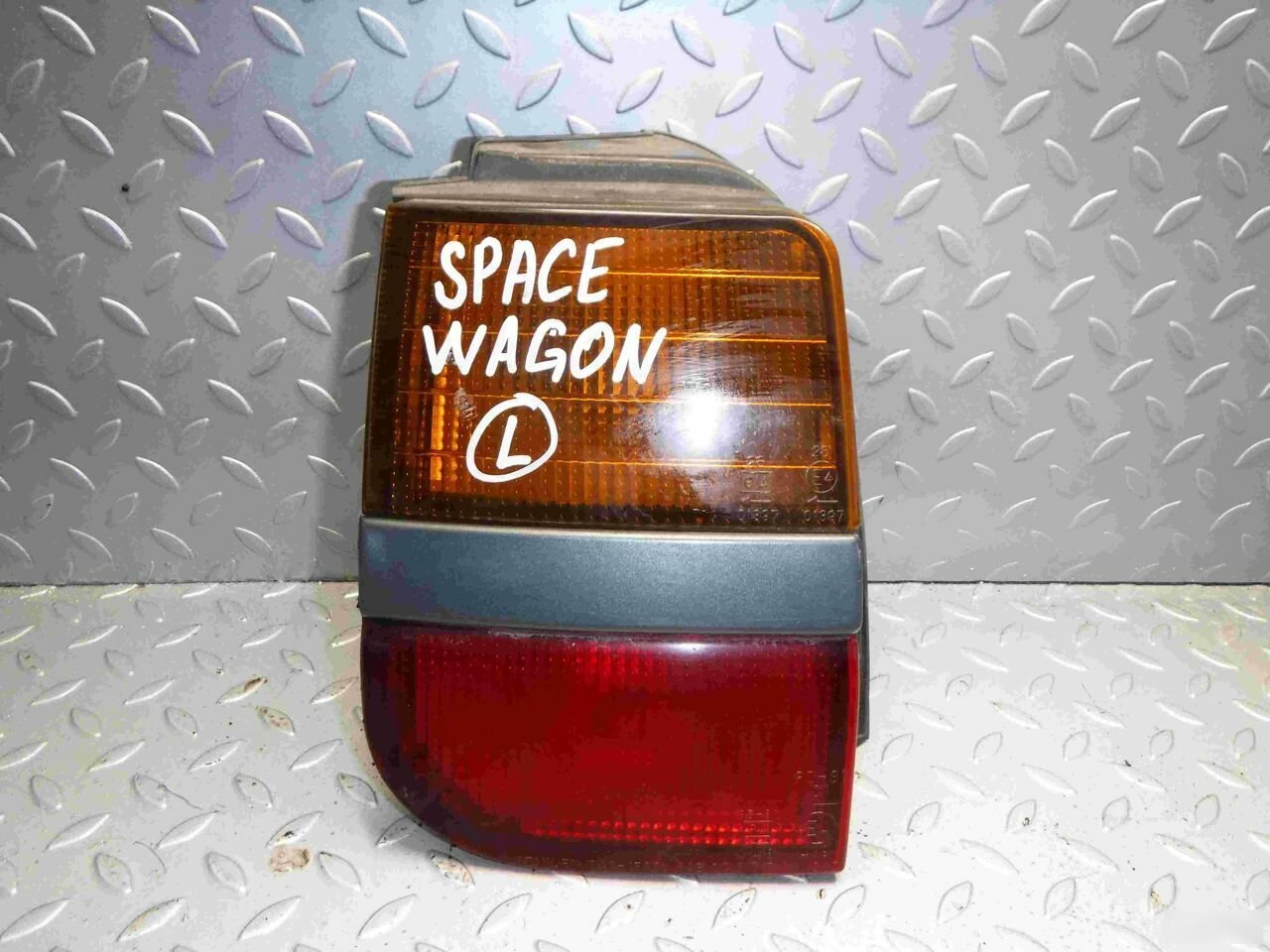 Фонарь задний левый Mitsubishi Space Wagon II (1991—1998) MB861093