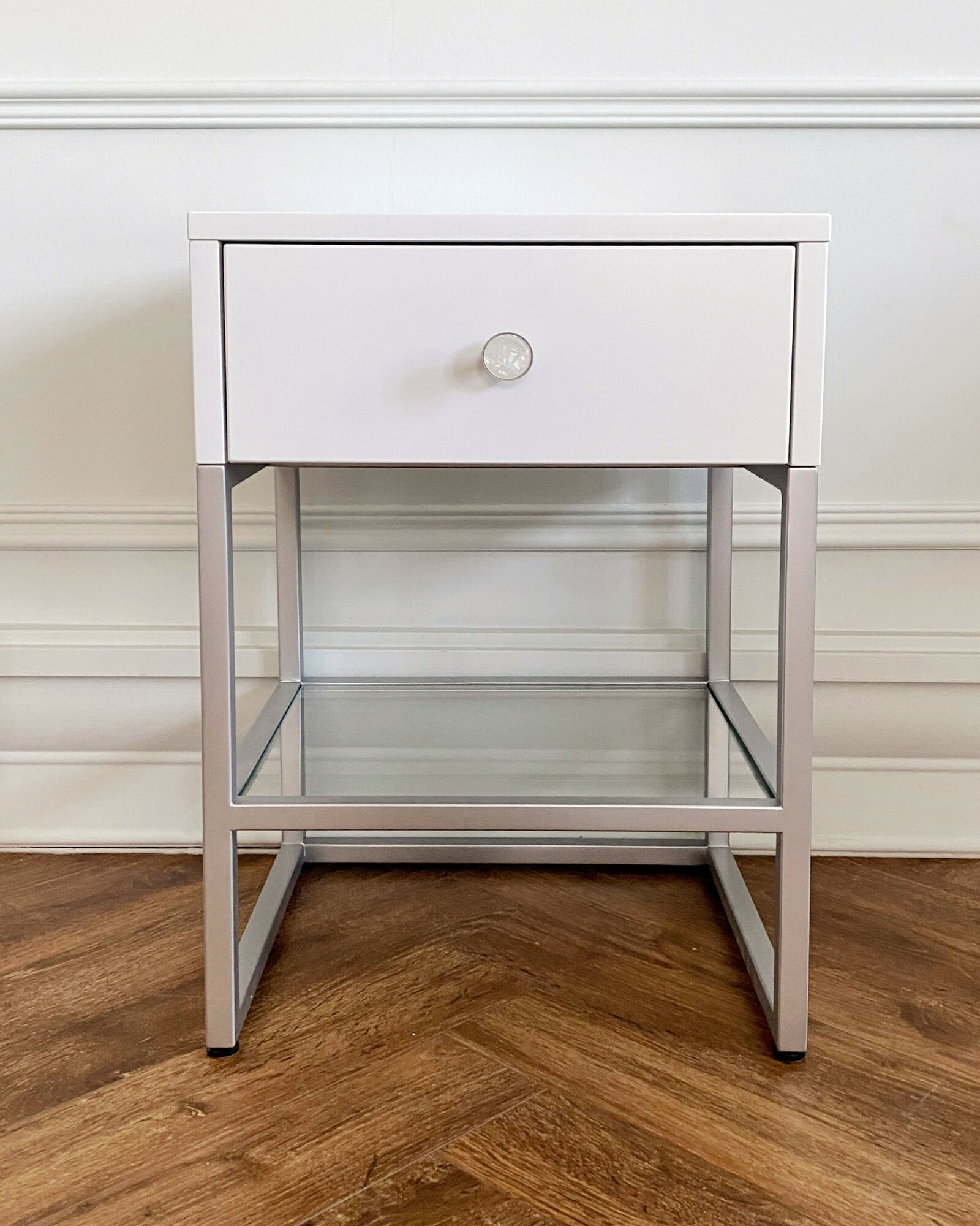 Прикроватная тумба Келли с ящиком белого цвета и стеклянной полкой на серебристом металлическом основании