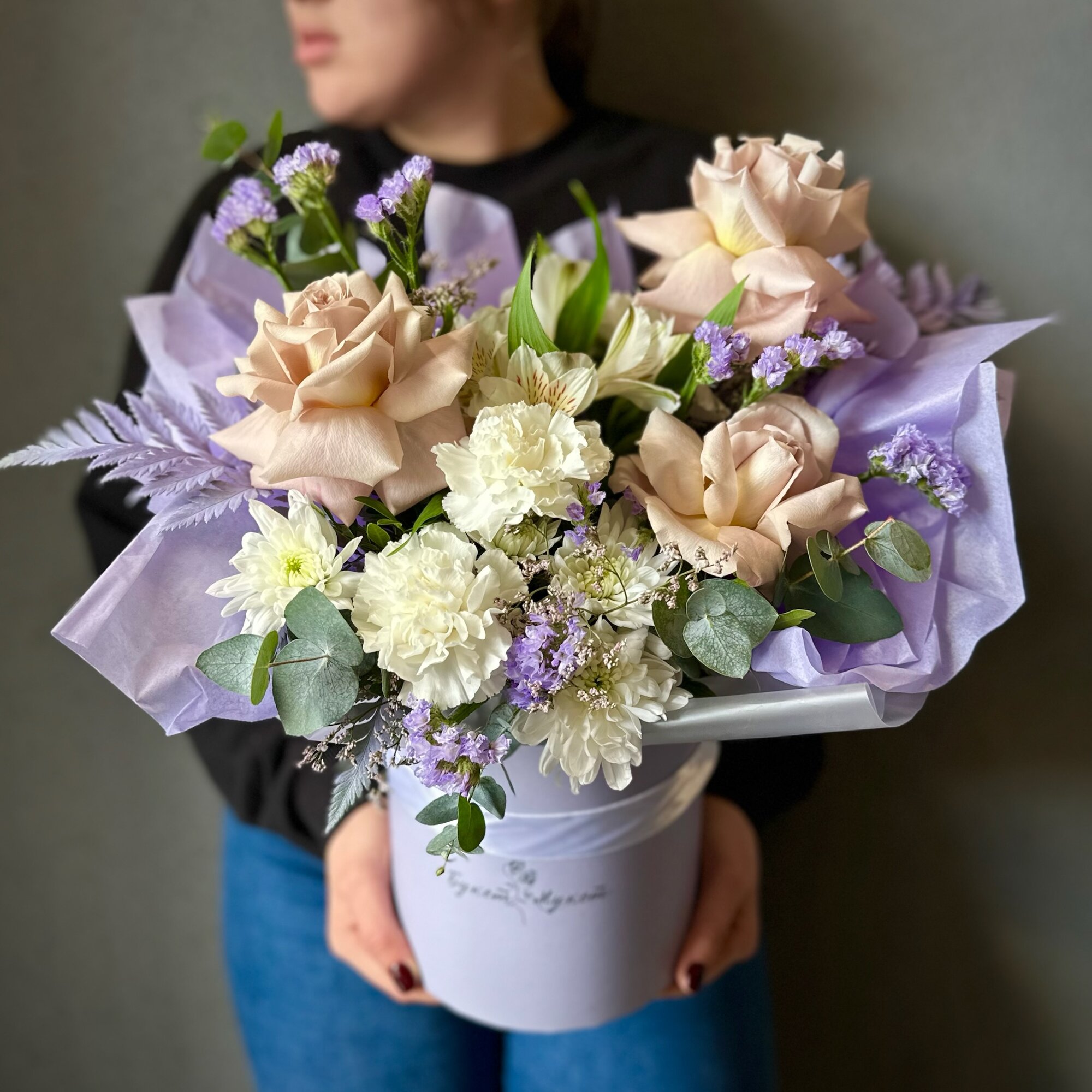 Коробка «Паоло» (французская Роза, статица, папоротник) «Букет-Мукет»