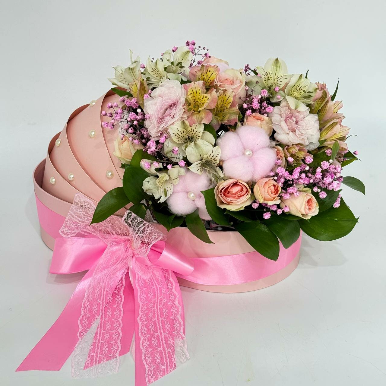 Подарок на выписку, крестины. Букет цветов в люльке для девочки. Альстромерия, роза кустовая, гипсофила