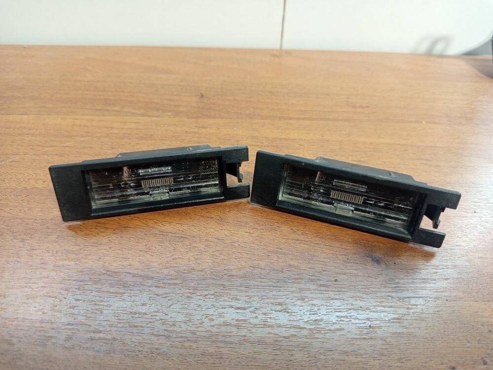 Фонарь подсветки номера Опель Астра J 13251936