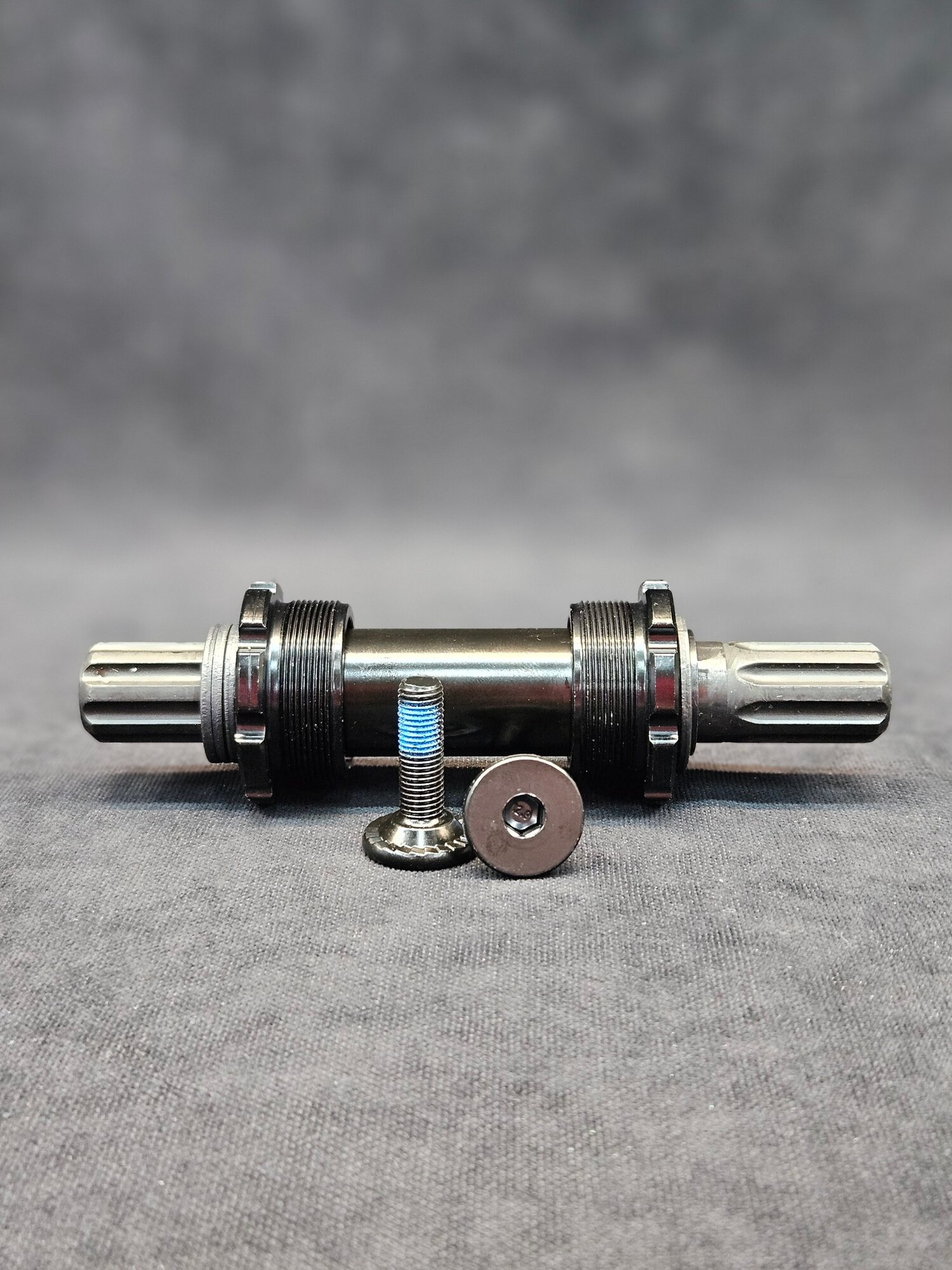 Каретка с осью (вал 148мм) Samox Euro19-8, BMX 8 шлицев, проставки и прижимные болты в комплекте