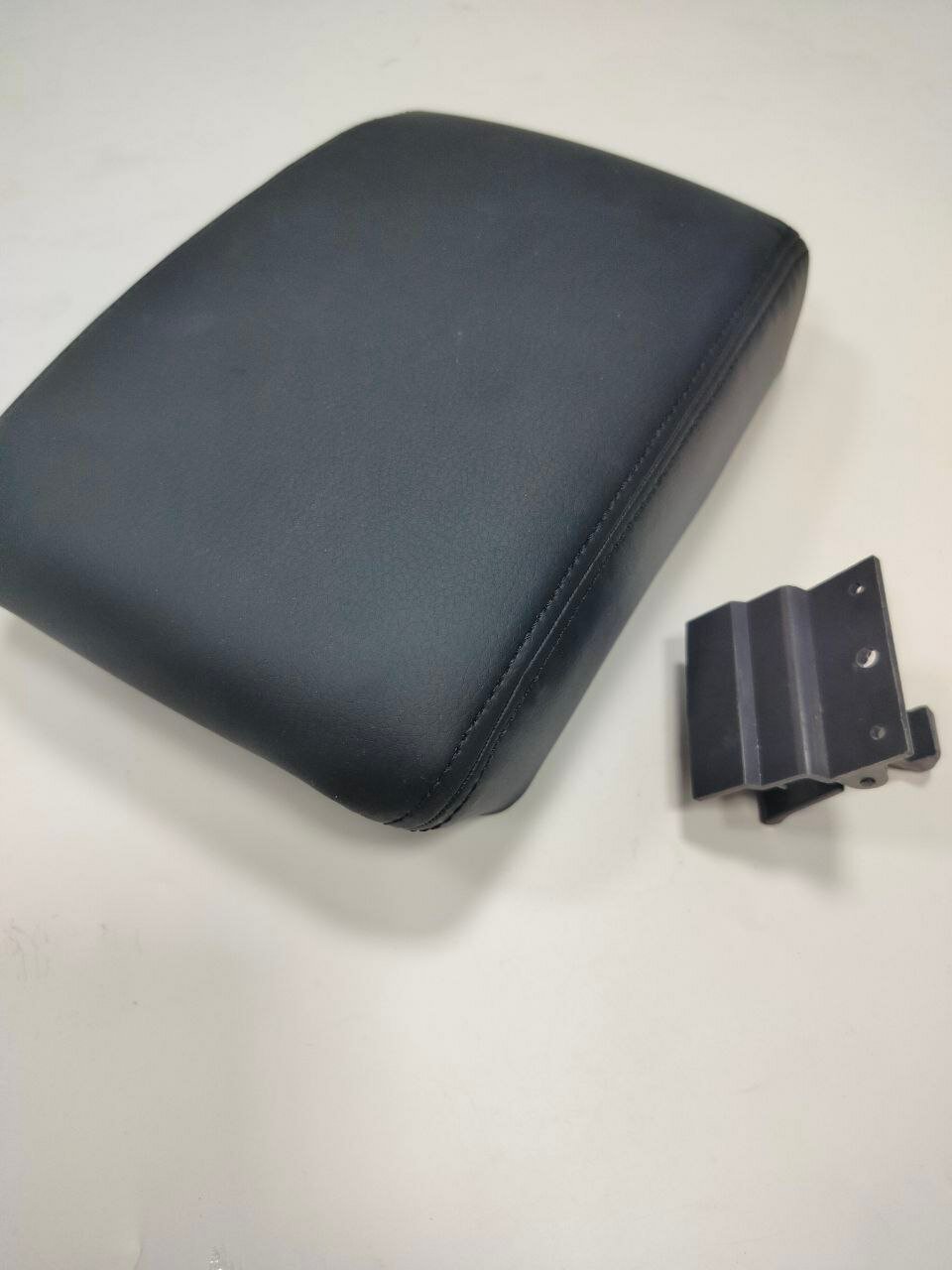 Крышка с замком на подлокотника Шевроле Лачетти, Chevrolet Lacetti / Daewoo (Ravon) Gentra, чёрный гладкие