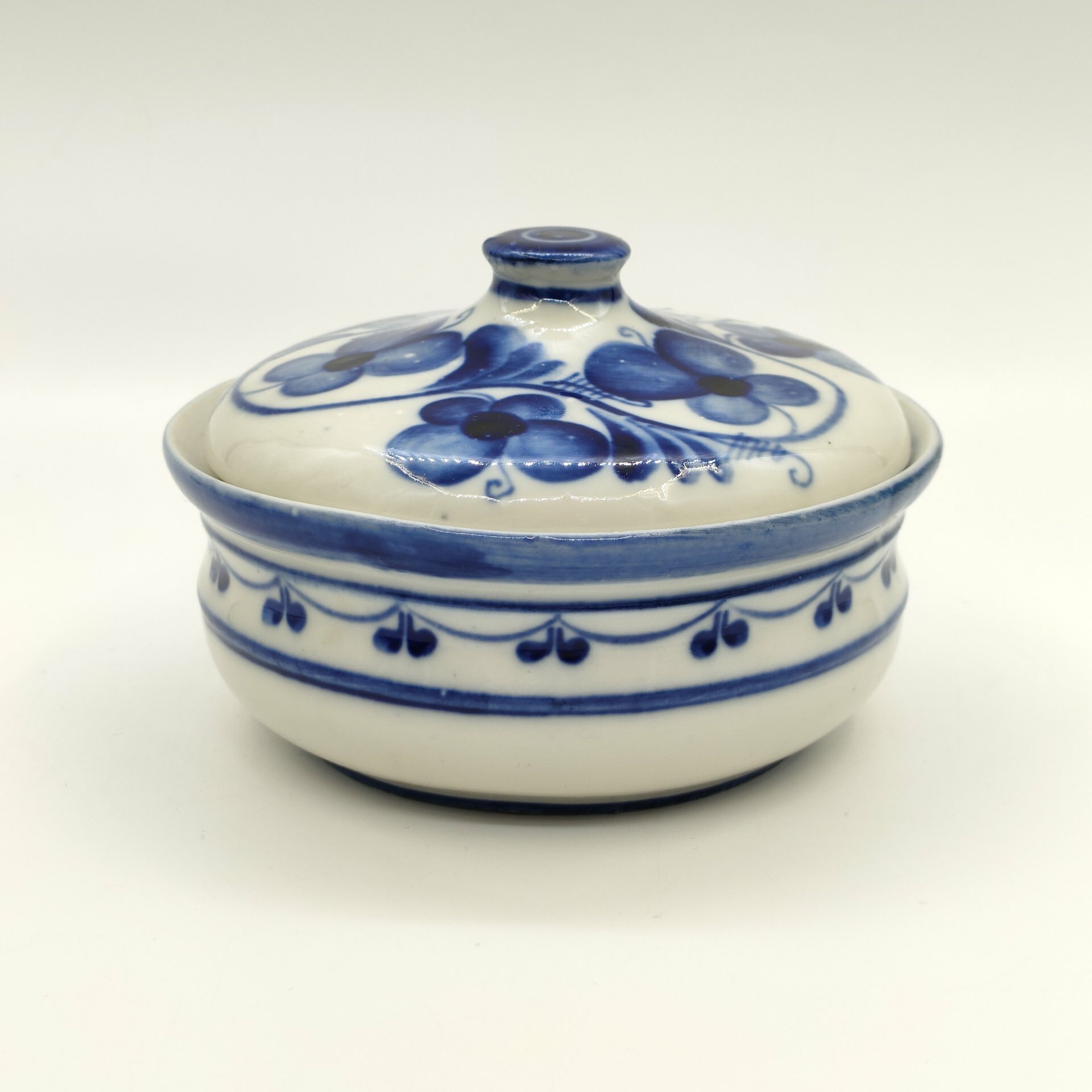 Сахарница с цветочным декором, фарфор, роспись, Объединение «Гжель», СССР