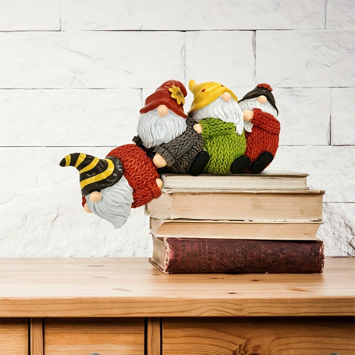 Фигурка новогоднего гнома 20 см красного цвета для украшения дома и праздничного декора