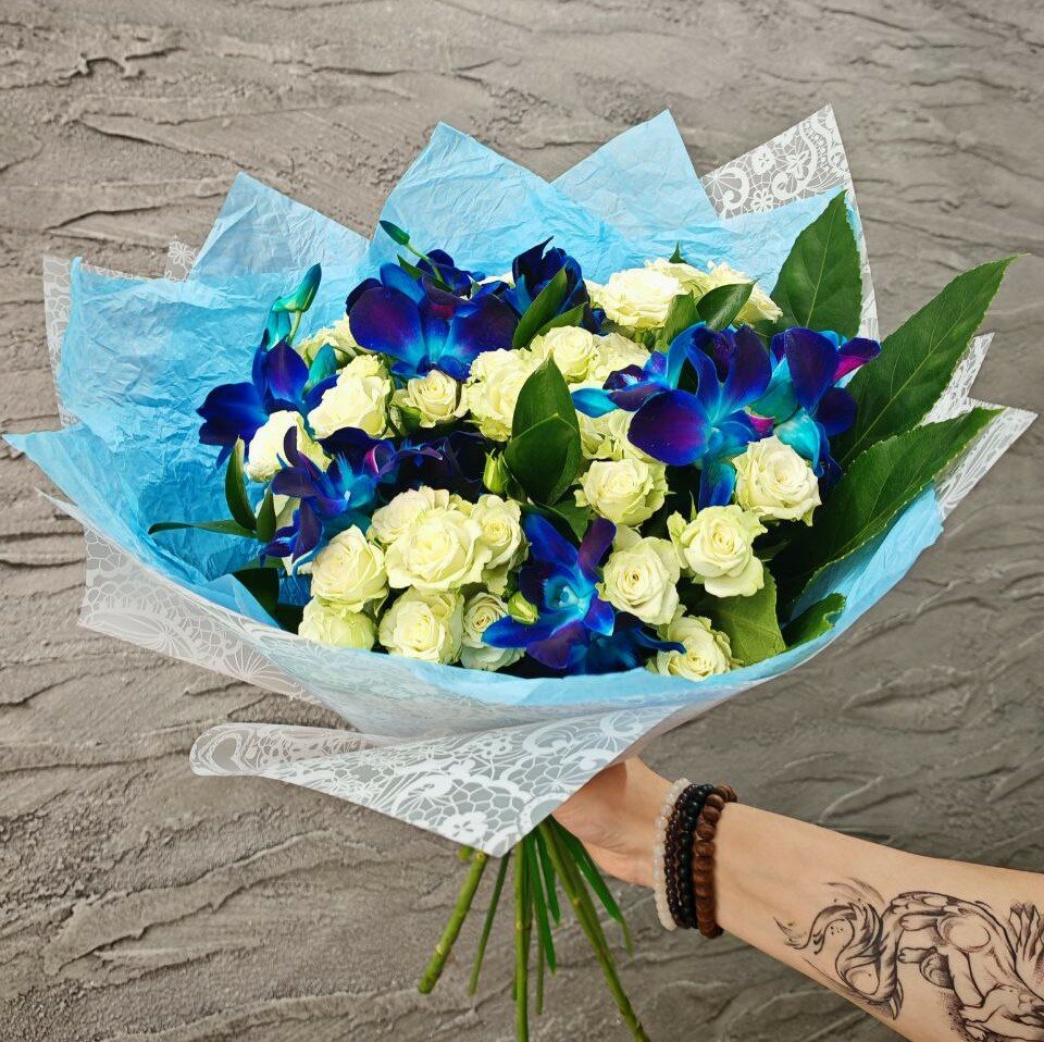 Пышный букет из белых кустовых эквадорских роз и синих орхидей дендробиум. Цветы розы и орхидеи