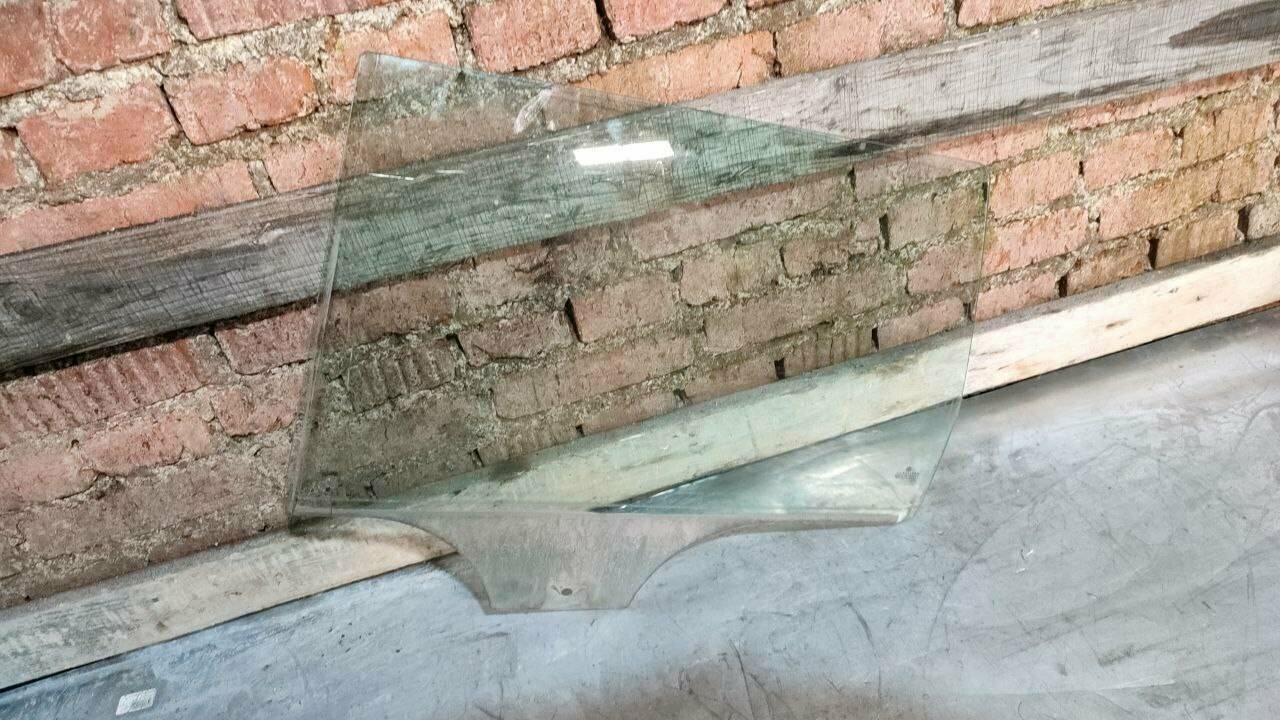 Стекло двери задней левой Volkswagen Passat B5 рест. (2000 - 2005)