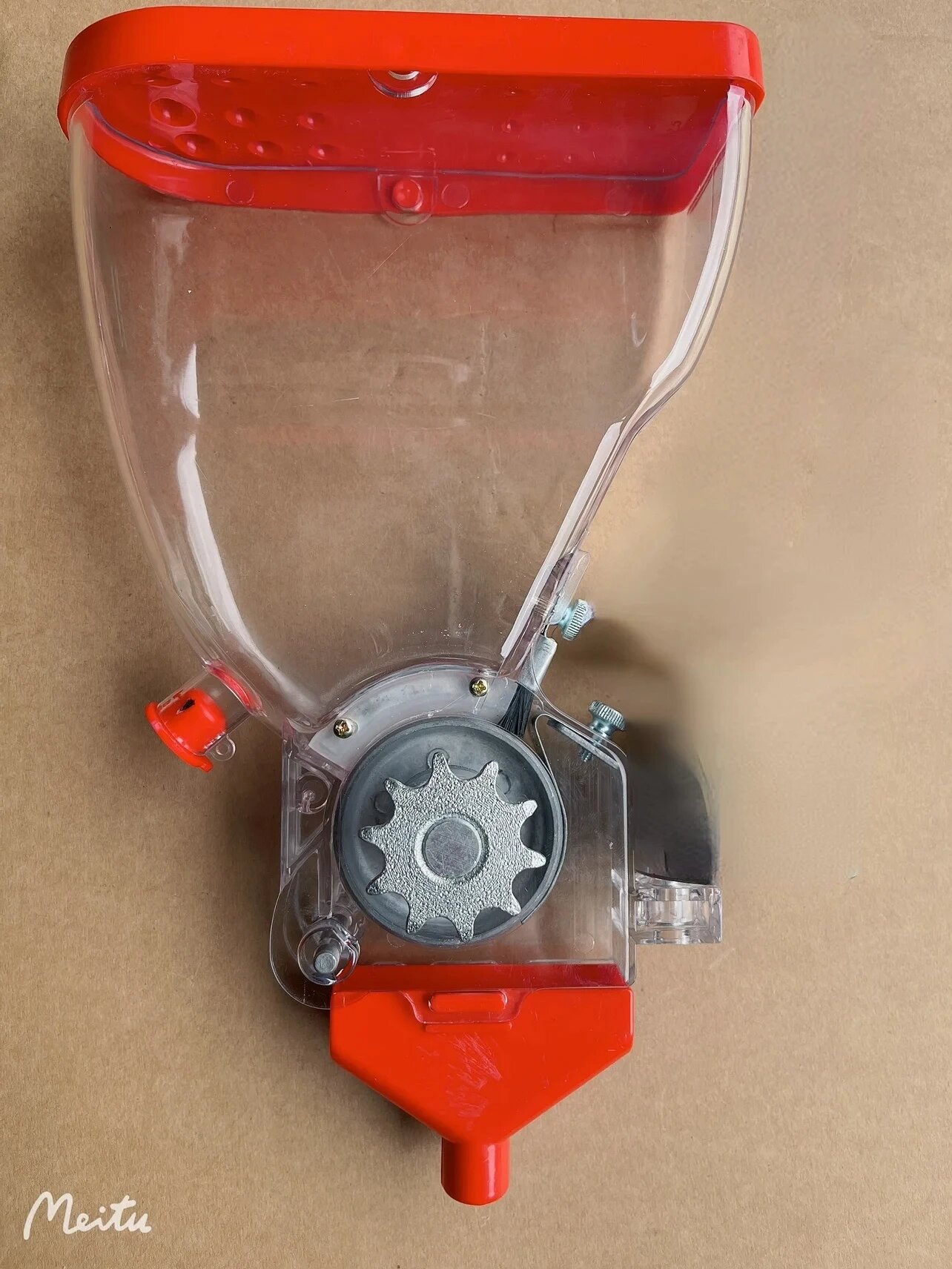 Ручной сеялка для семян