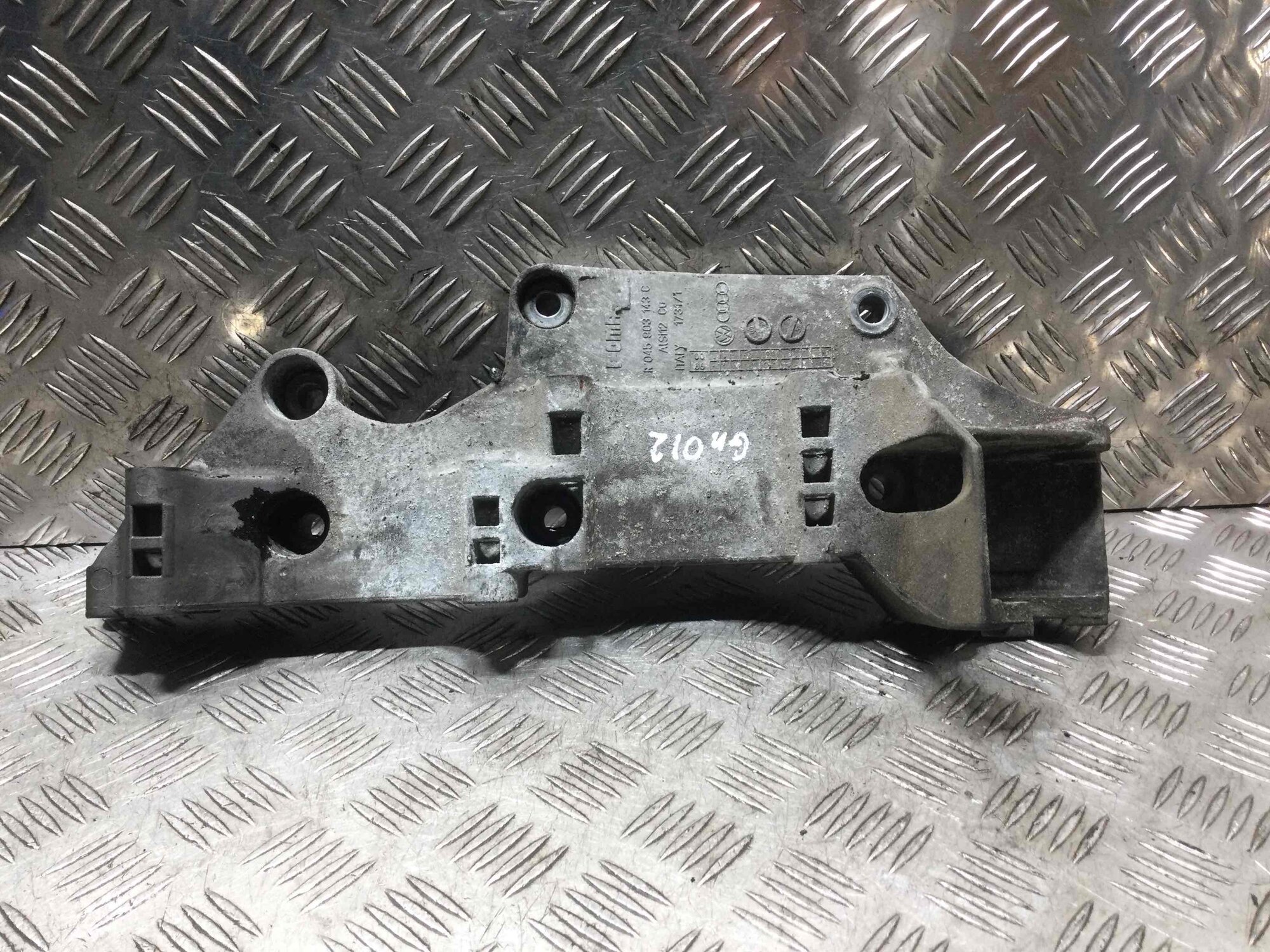 Б/У Кронштейн генератора Volkswagen Polo 3 поколение (1994-2001) 2000 г.