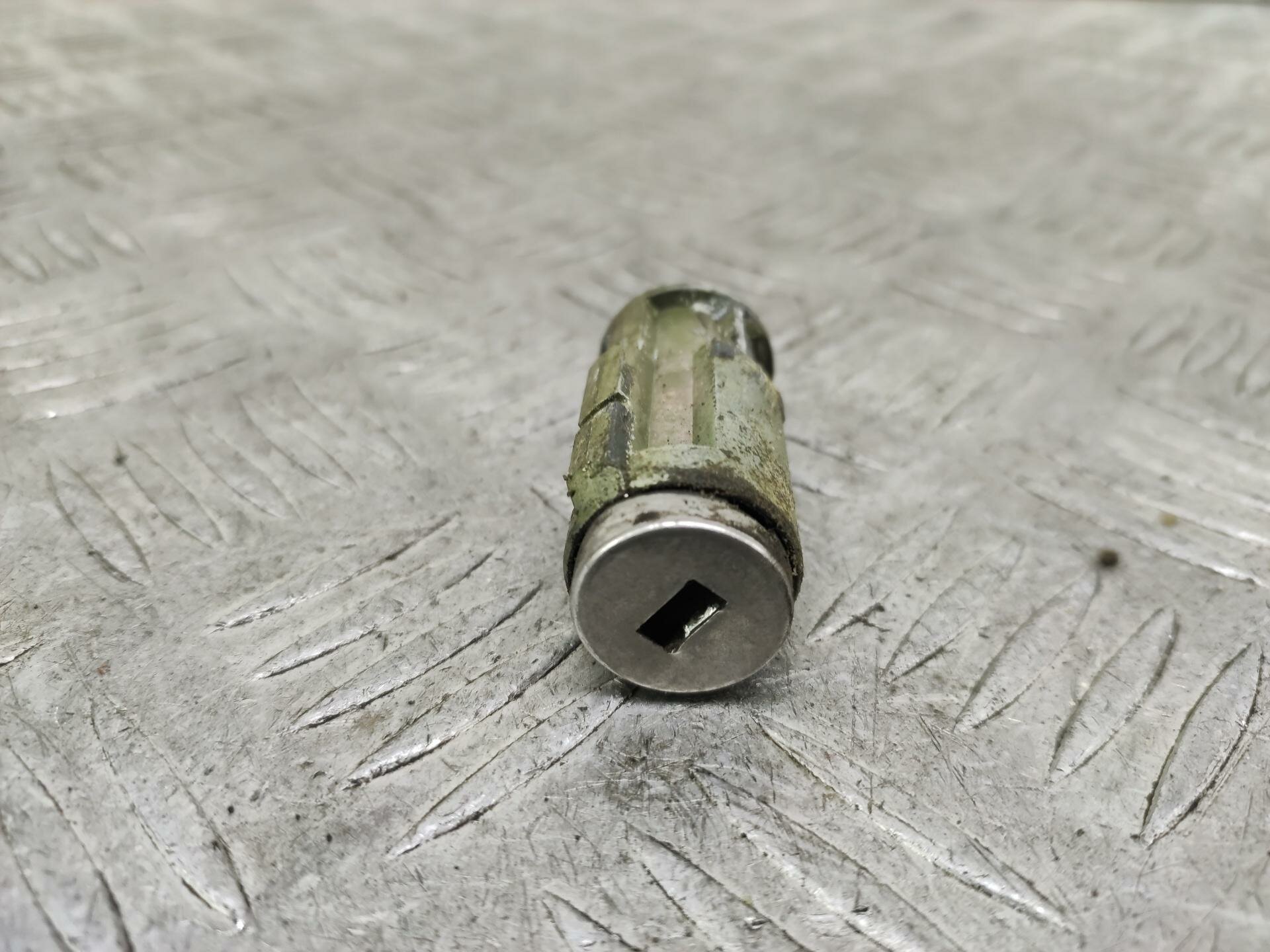 Личинка дверного замка передней левой Mitsubishi Carisma рест. 2003