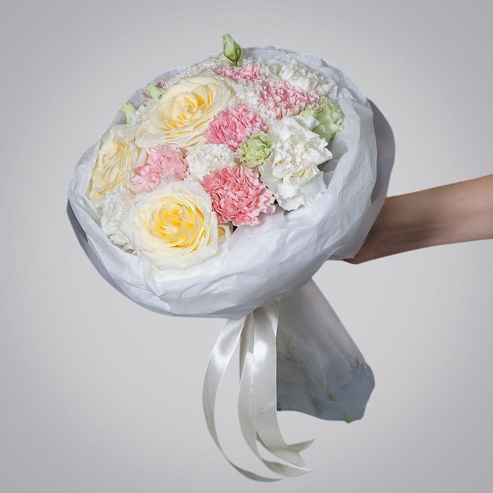 Букет из роз, гвоздик и лизиантуса "Нежная легкость"