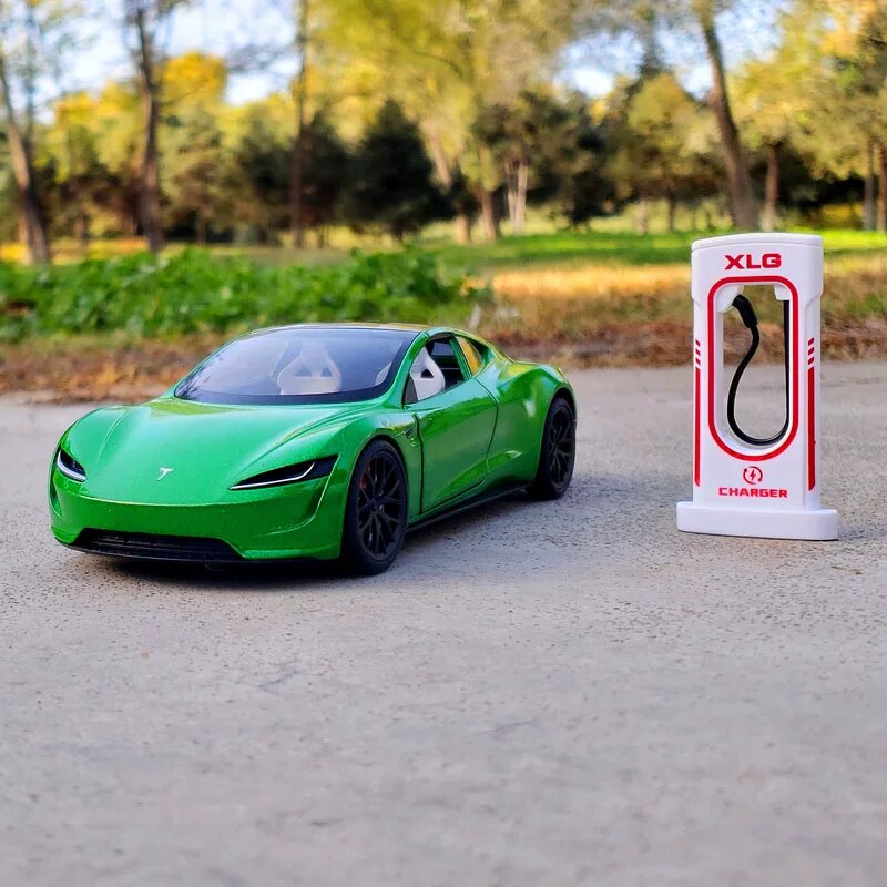 1:24 Масштабная модель Tesla R зеленого цвета из сплава с функцией света и звука для коллекций