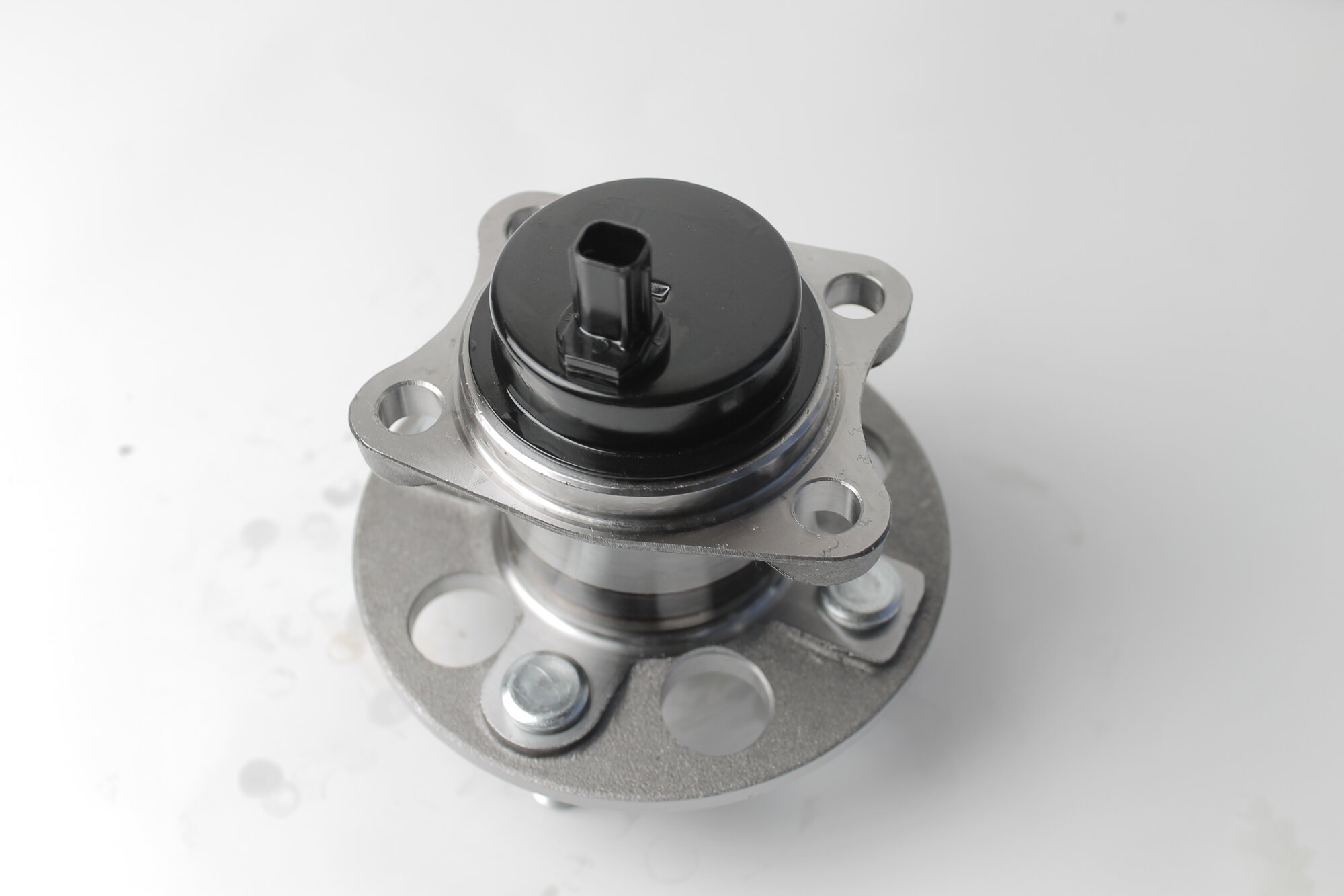 Ступица задняя в сборе с датчиком ABS для TOYOTA Yaris 2/3, Ractis 1, Porte 2 (аналог VKBA6828)