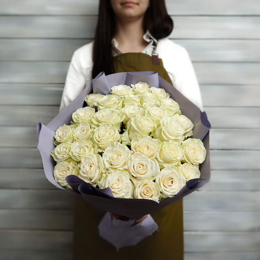 31 белая роза Эквадор, высота 50 см в упаковке от Букет Маркет