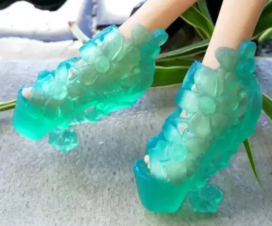 Пластиковые ботинки для кукол Monster High Only left or right