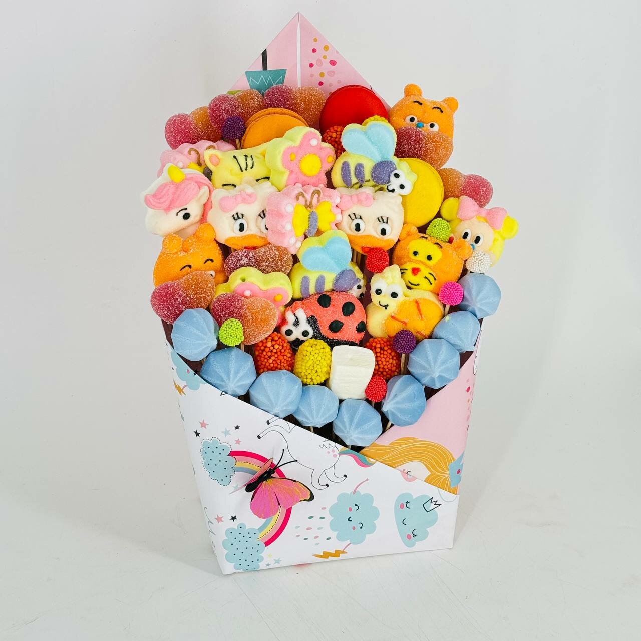 Сладкий детский букет в конверте из мармелада, зефира, маршмеллоу, суфле. Подарок на выпускной в деском саду